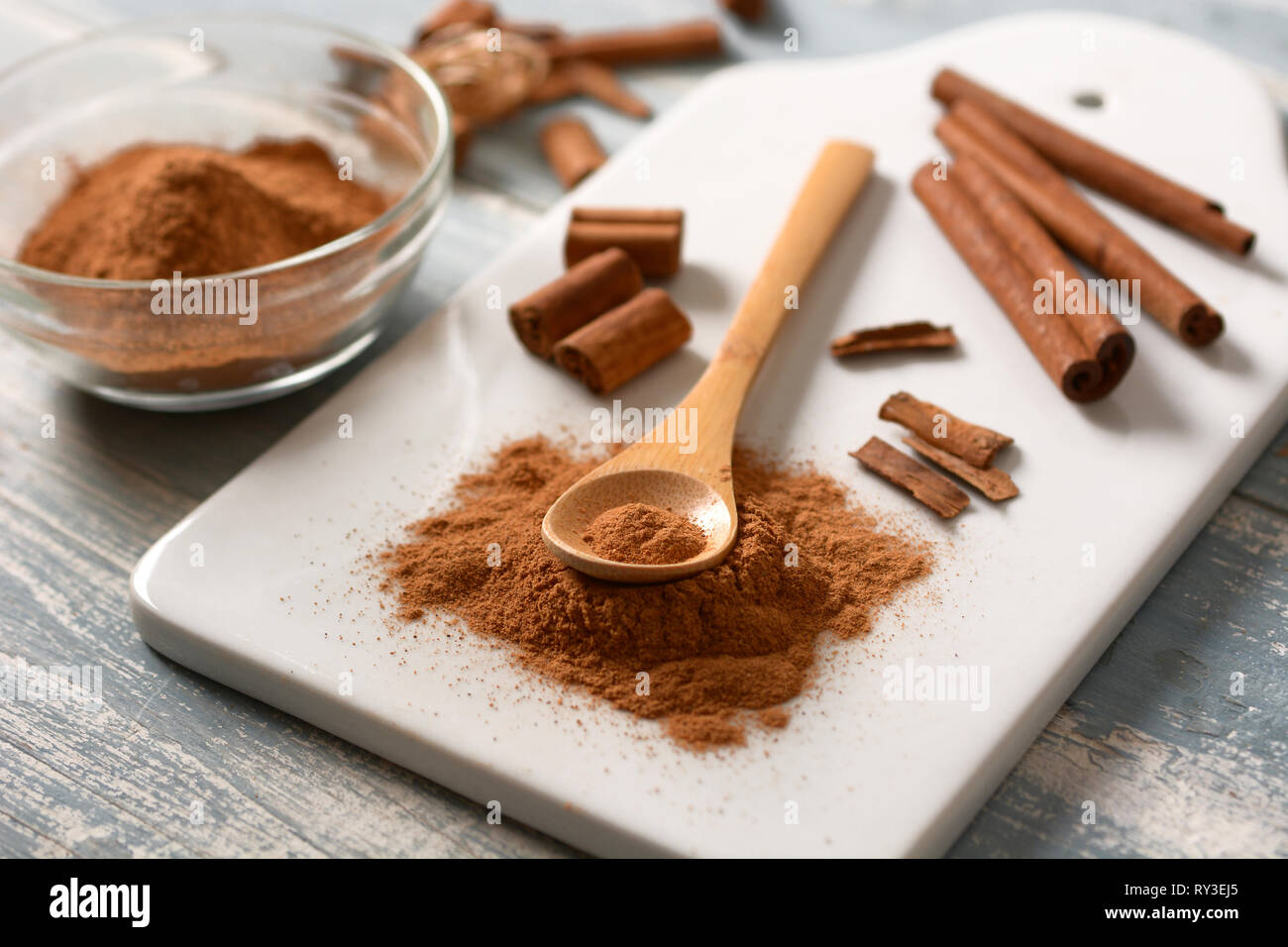 cinnamon powder on white cutting board - closeup Stock Photo - Alamy