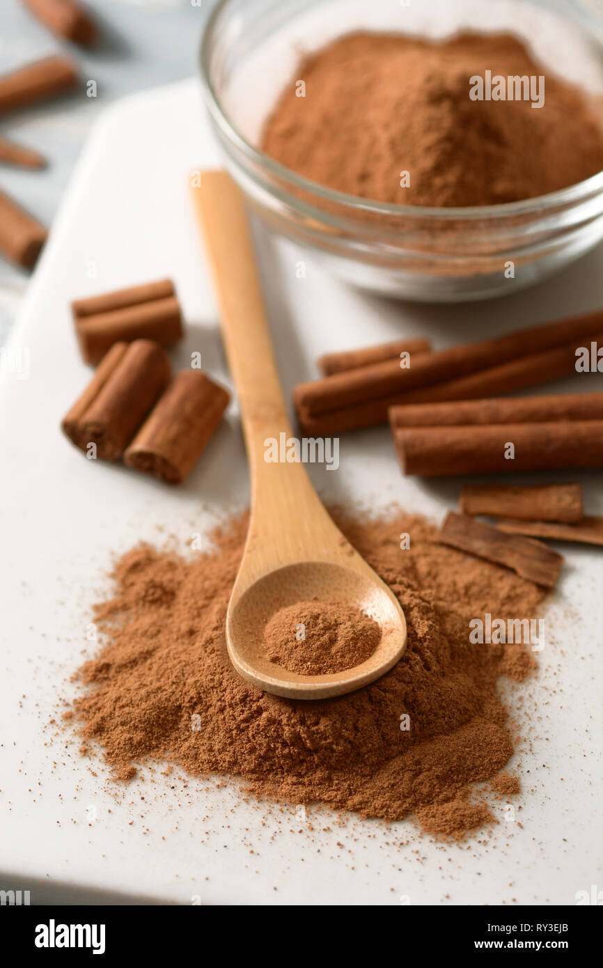 cinnamon powder on white cutting board - closeup Stock Photo - Alamy