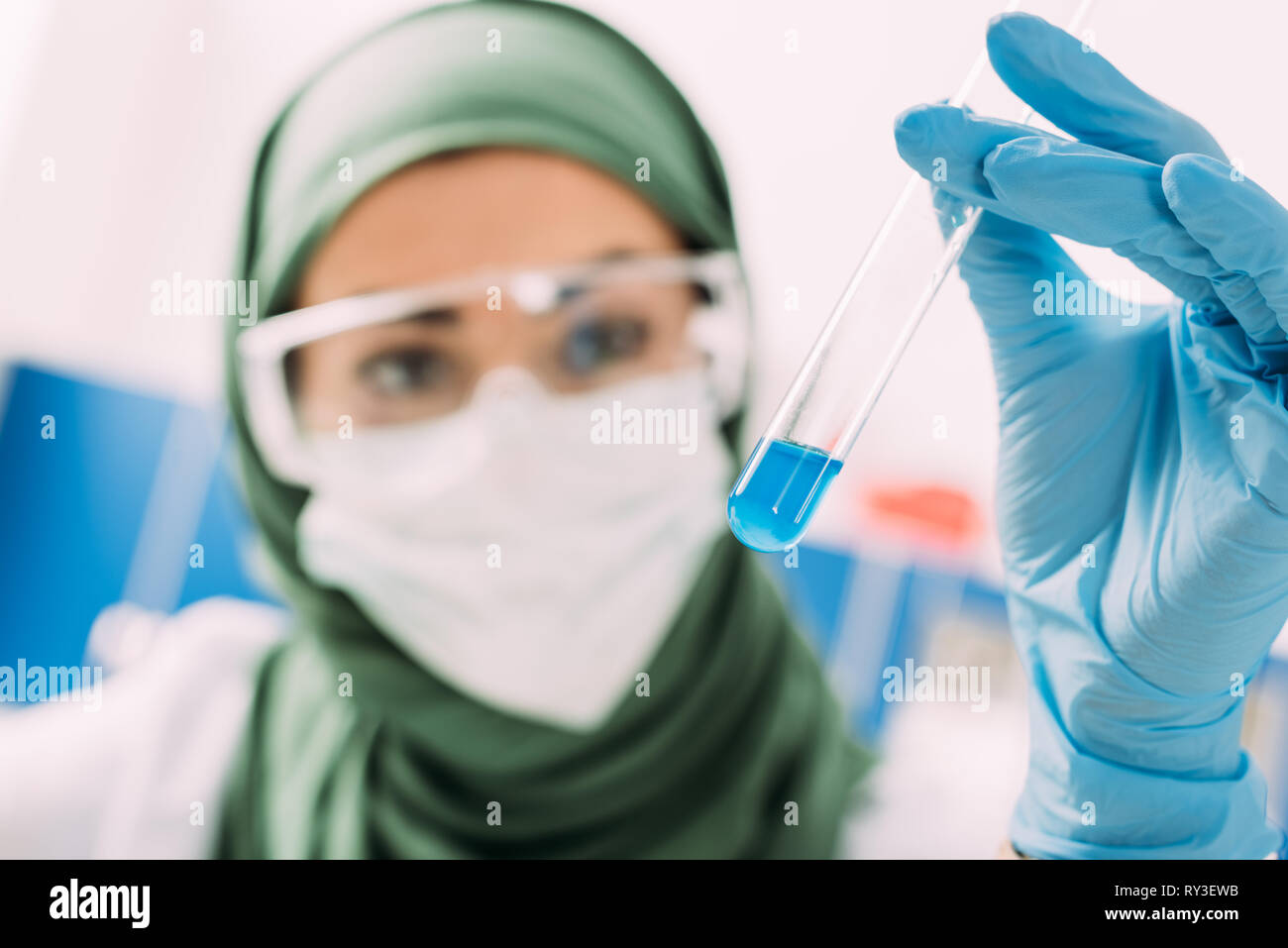 Female muslim scientist hi-res stock photography and images - Alamy