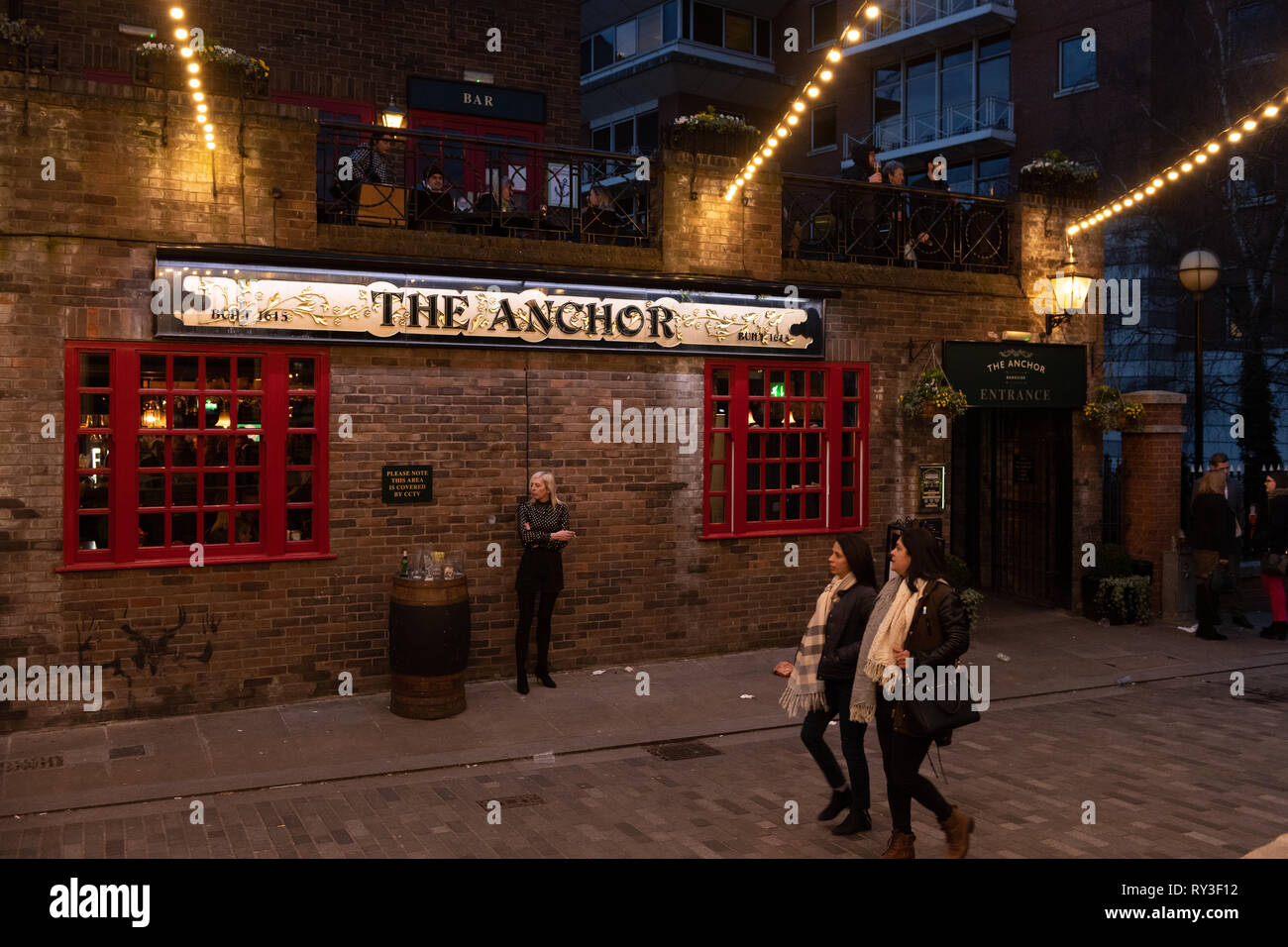 Cosy public house london hi-res stock photography and images - Alamy