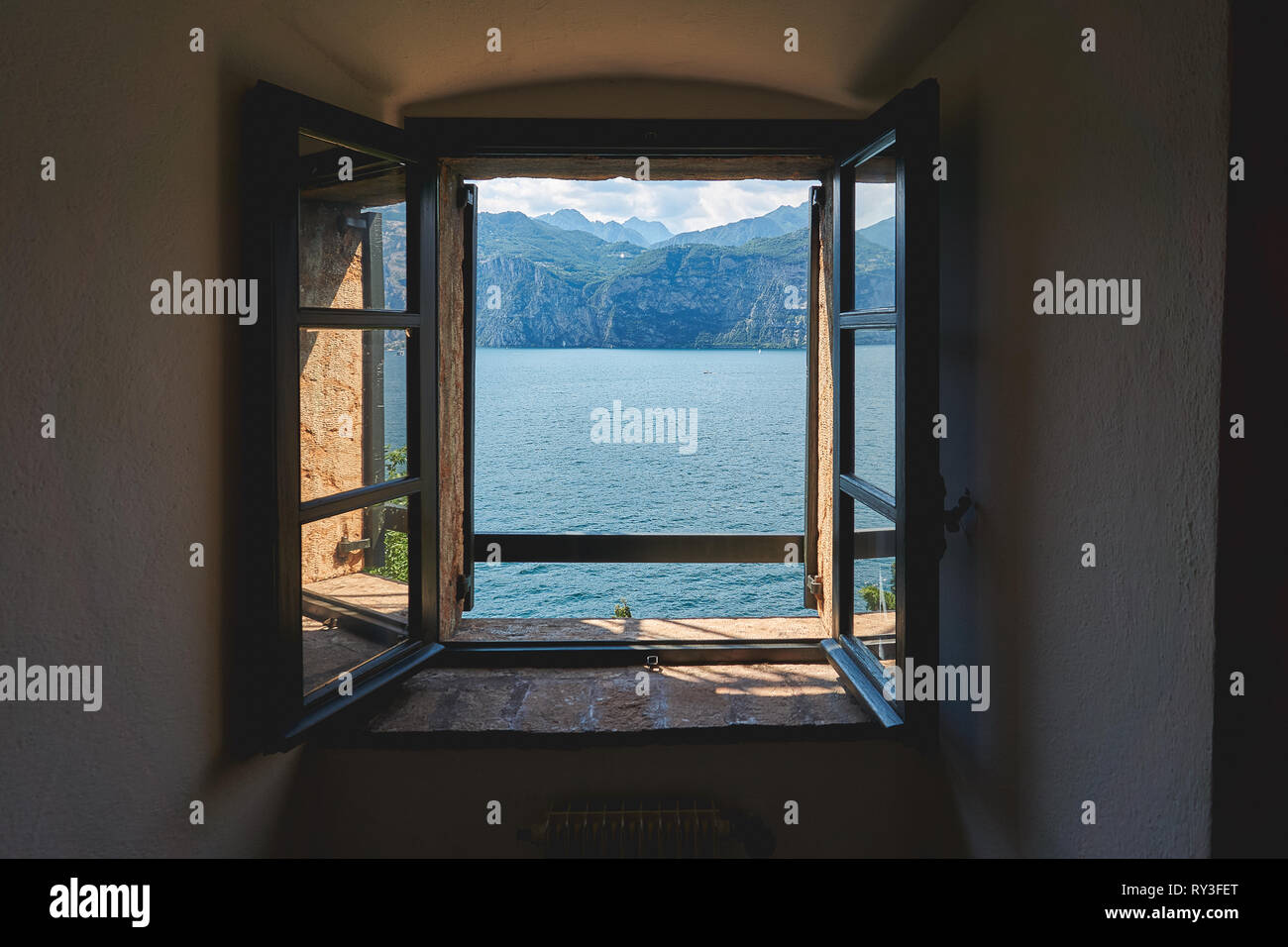 View through window of lake hi-res stock photography and images - Alamy