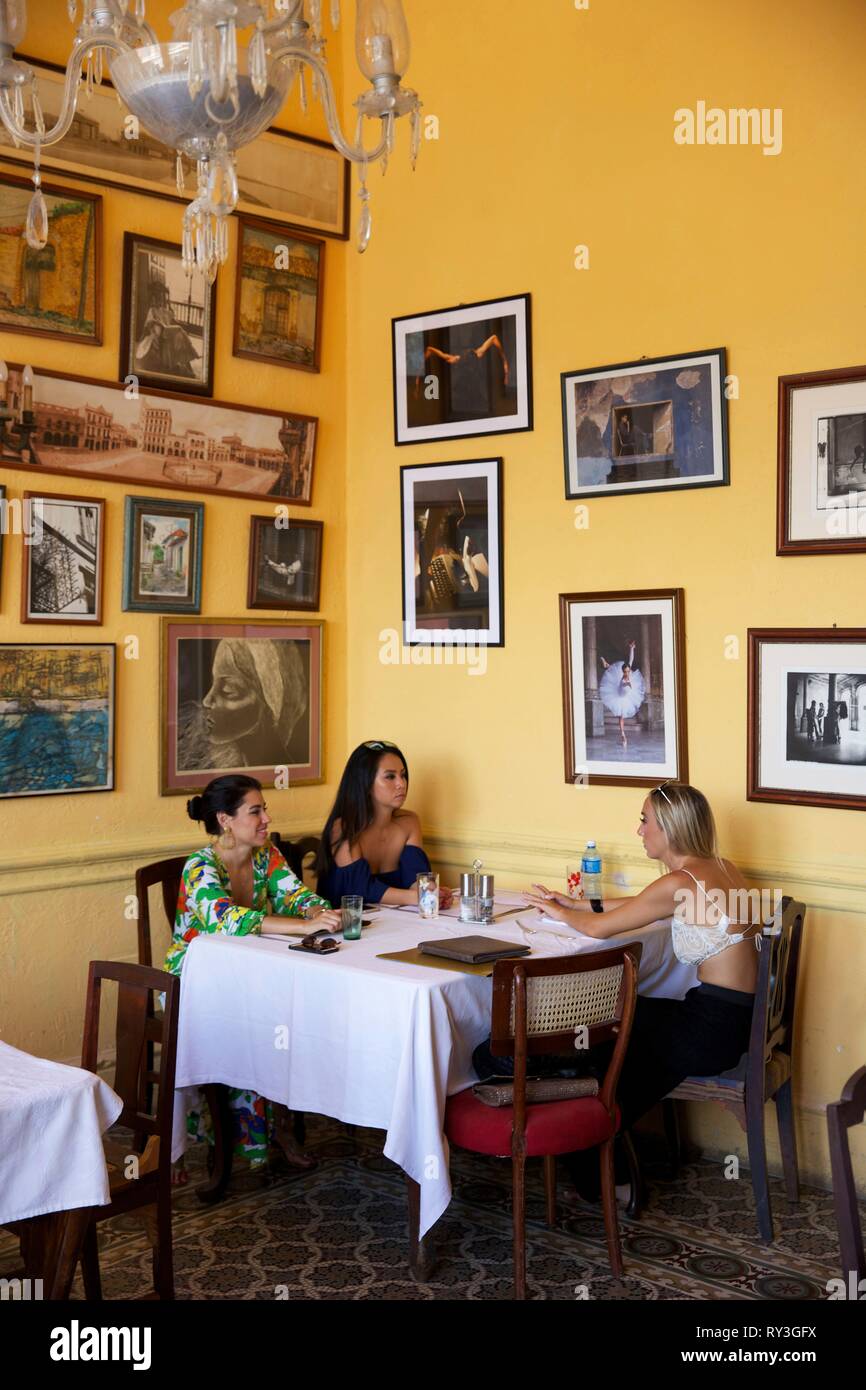 Cuba, La Havana, Centro Habana, three american tourist in the room of ...