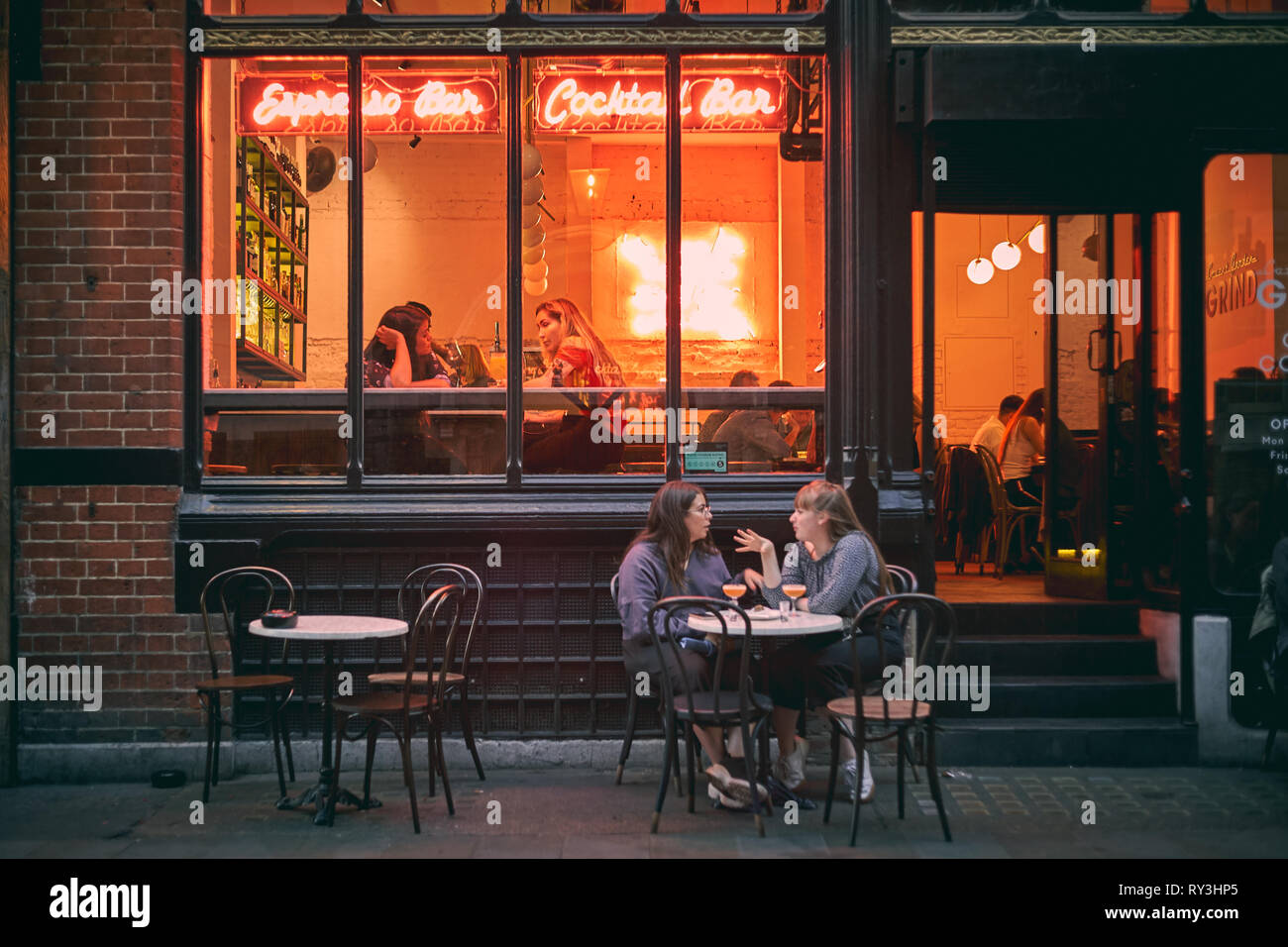 Couple drinking coffee outside talking hi-res stock photography and ...