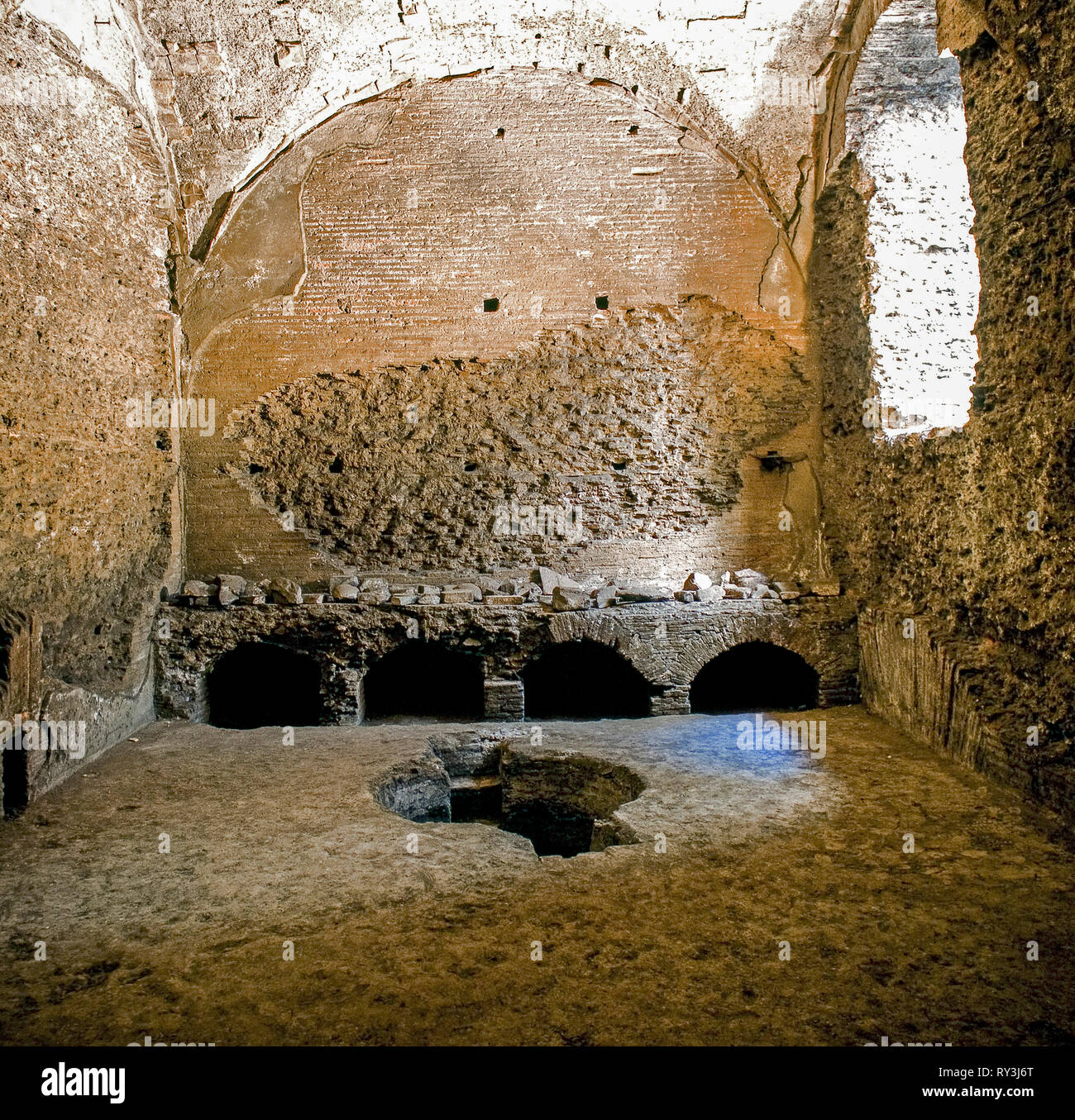 Roman tomb via latina hi-res stock photography and images - Alamy