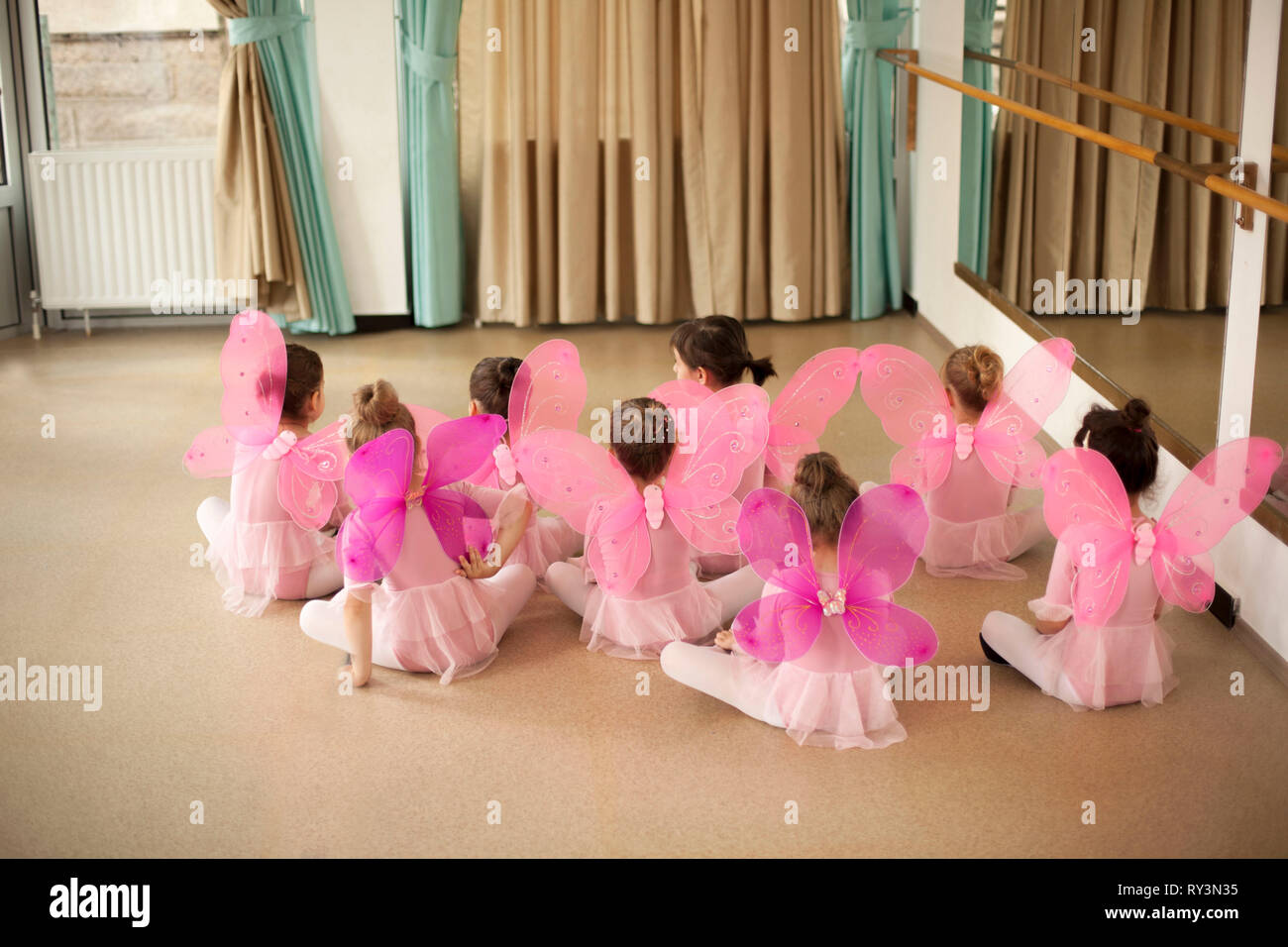 Ballet class children hi-res stock photography and images - Alamy