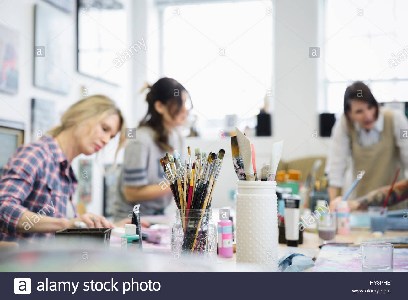 Painting class art gallery hi-res stock photography and images - Alamy