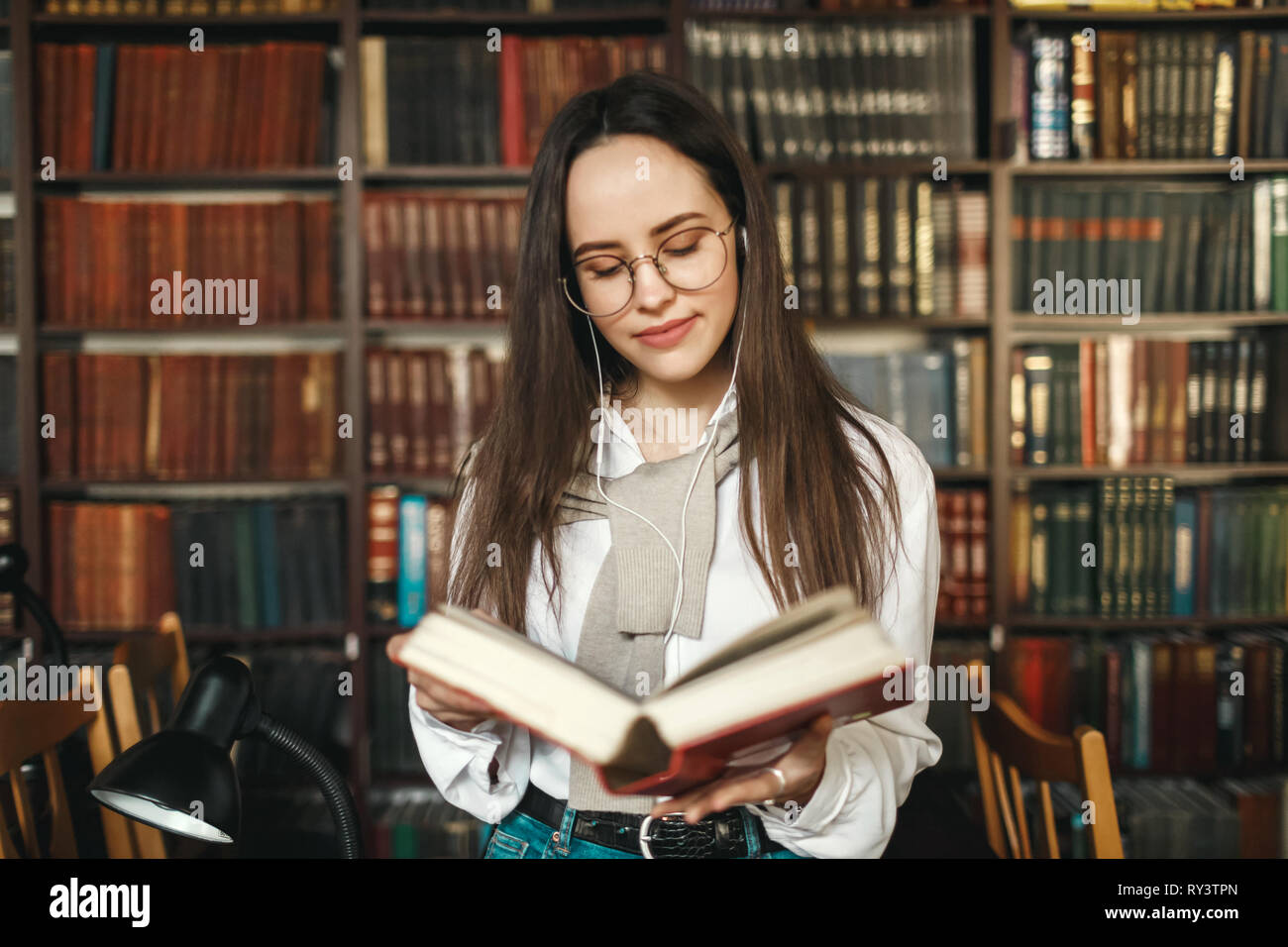 Brunette college student hi-res stock photography and images - Alamy