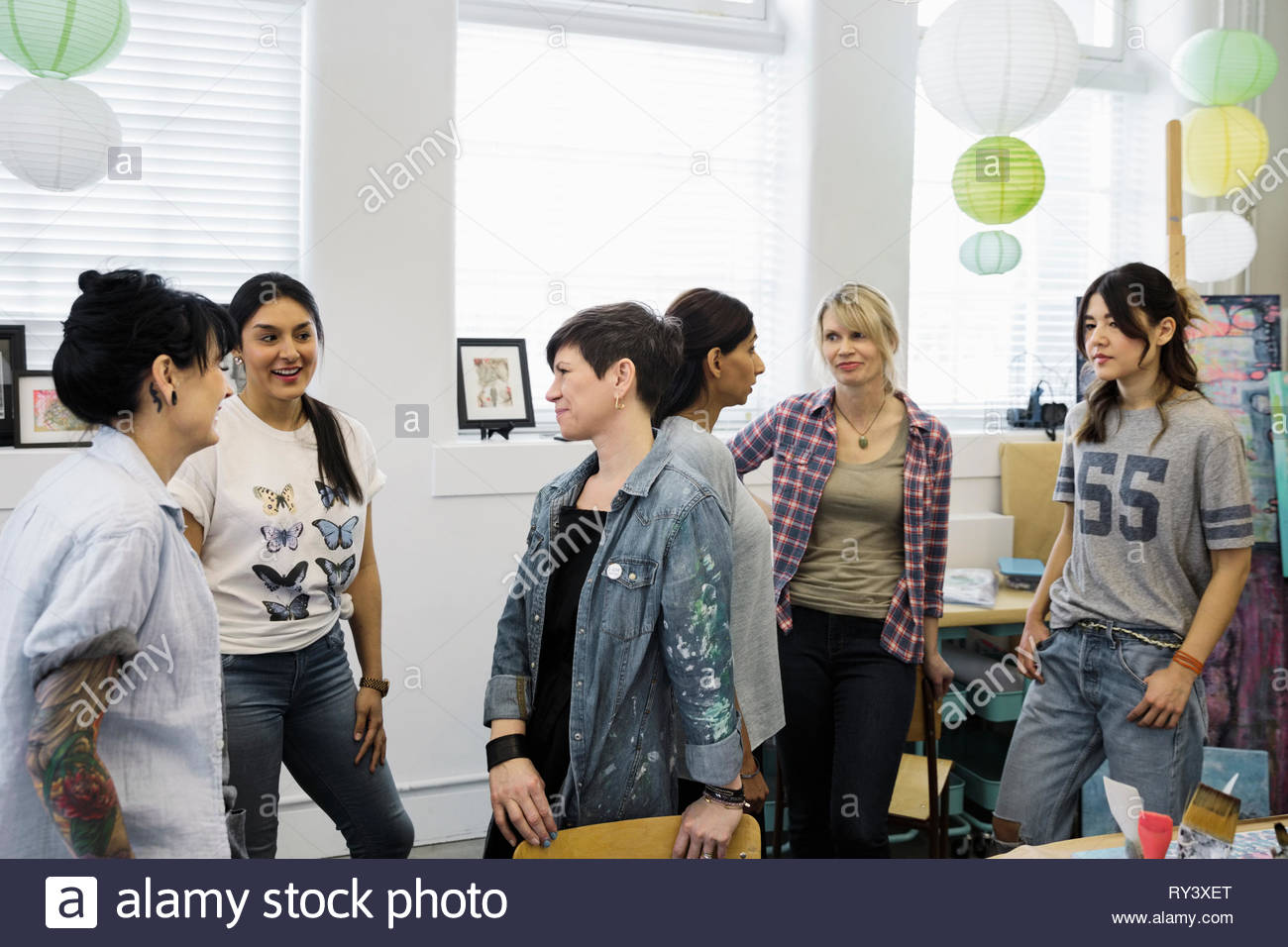 Women socializing hi-res stock photography and images - Alamy