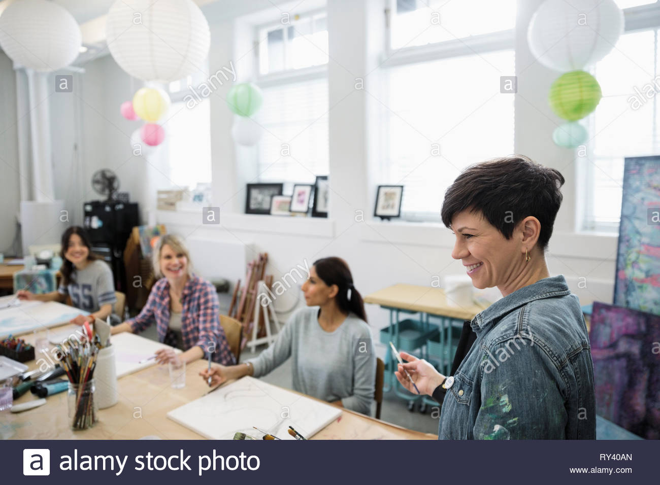 Woman group art class hi-res stock photography and images - Alamy
