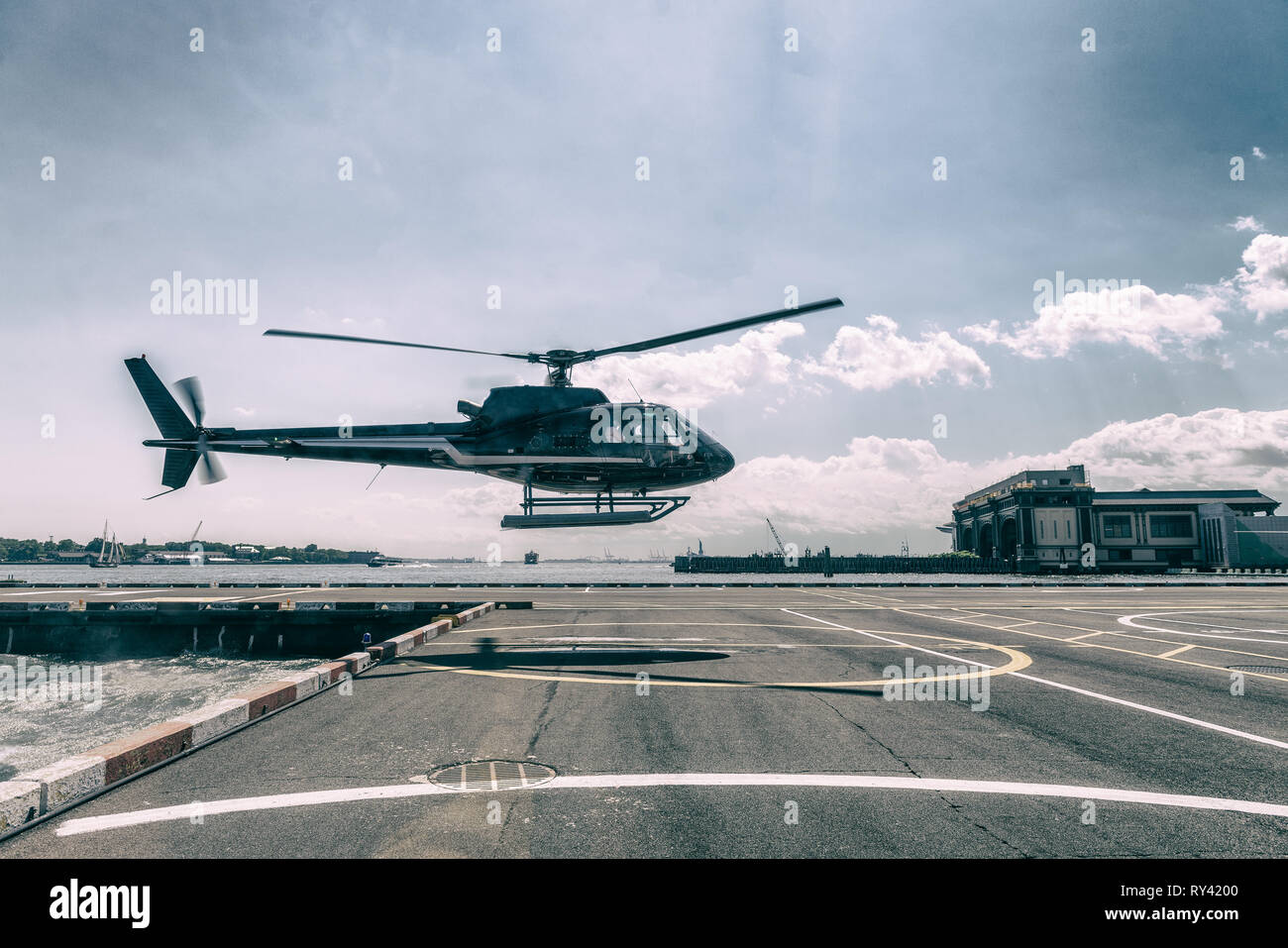 Black helicopter hi-res stock photography and images - Alamy