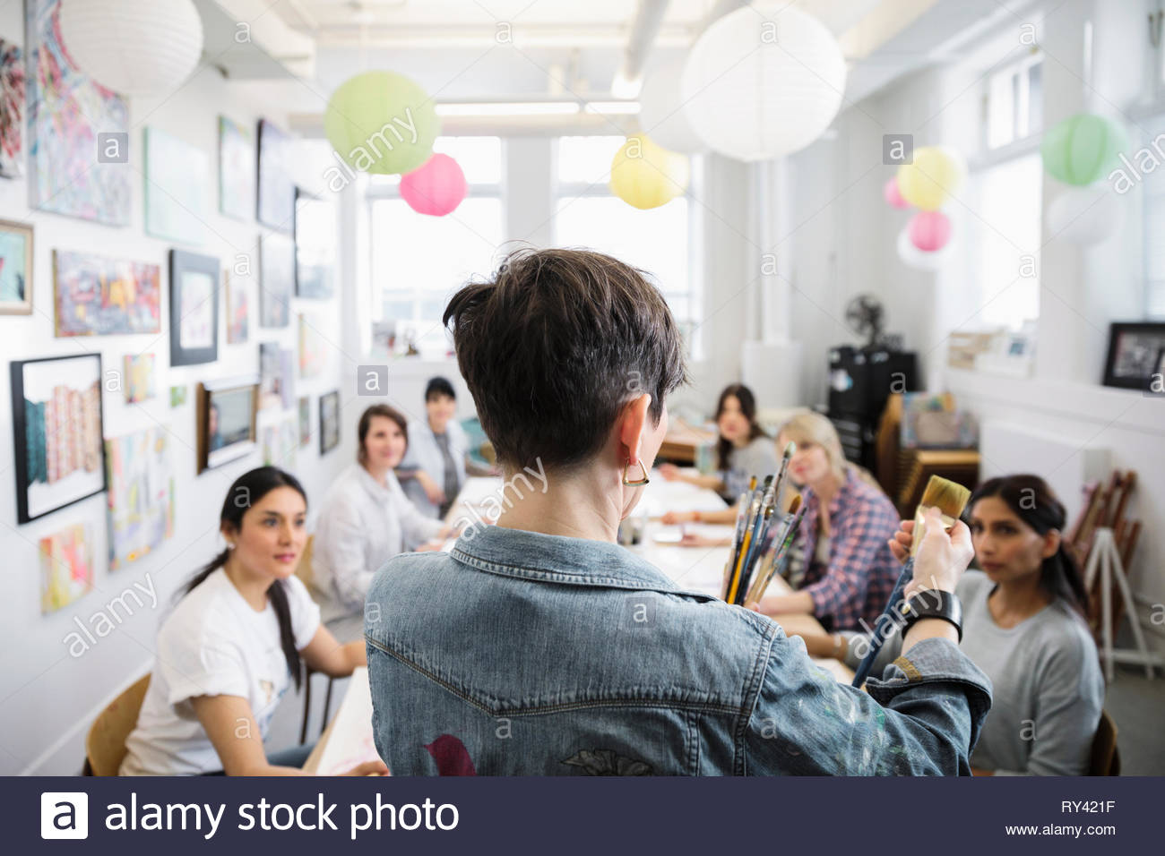 Teaching artist hi-res stock photography and images - Alamy