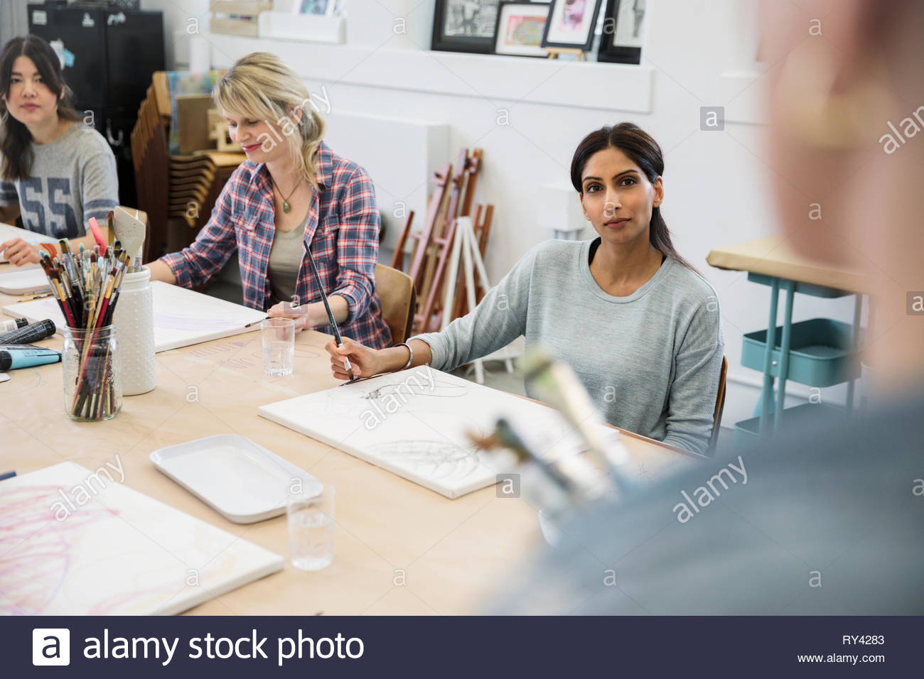 Asian women art class hi-res stock photography and images - Alamy