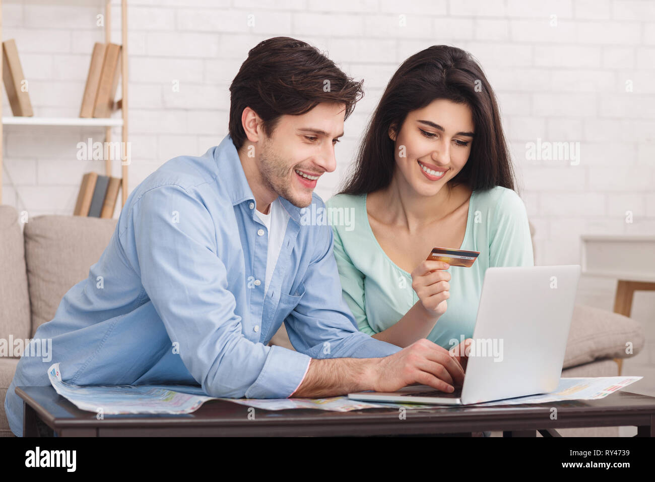 Couple travelling hotel hi-res stock photography and images - Alamy