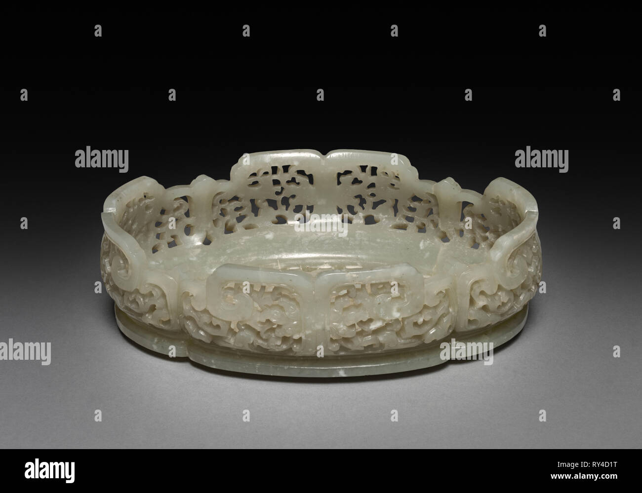 Octofoil Dish, 1700s. China, Qing dynasty (1644-1912), Qianlong reign ...