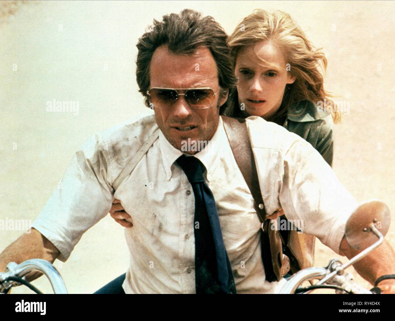 Clint eastwood locke gauntlet 1977 hi-res stock photography and images ...