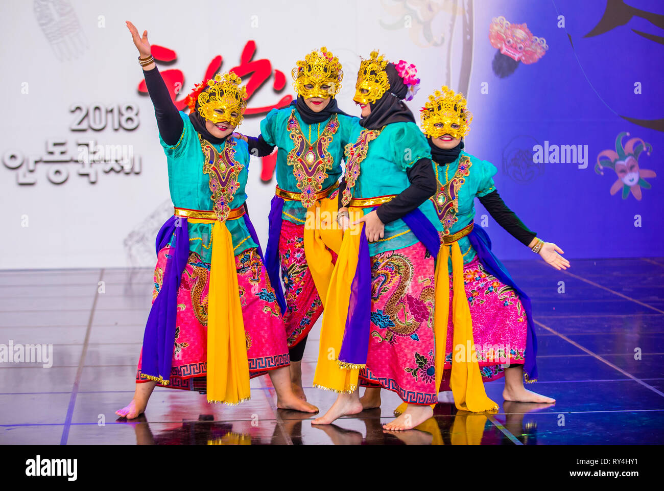 Indonesian dancers from Sma Nasima Semaran dance groupe perform at the ...