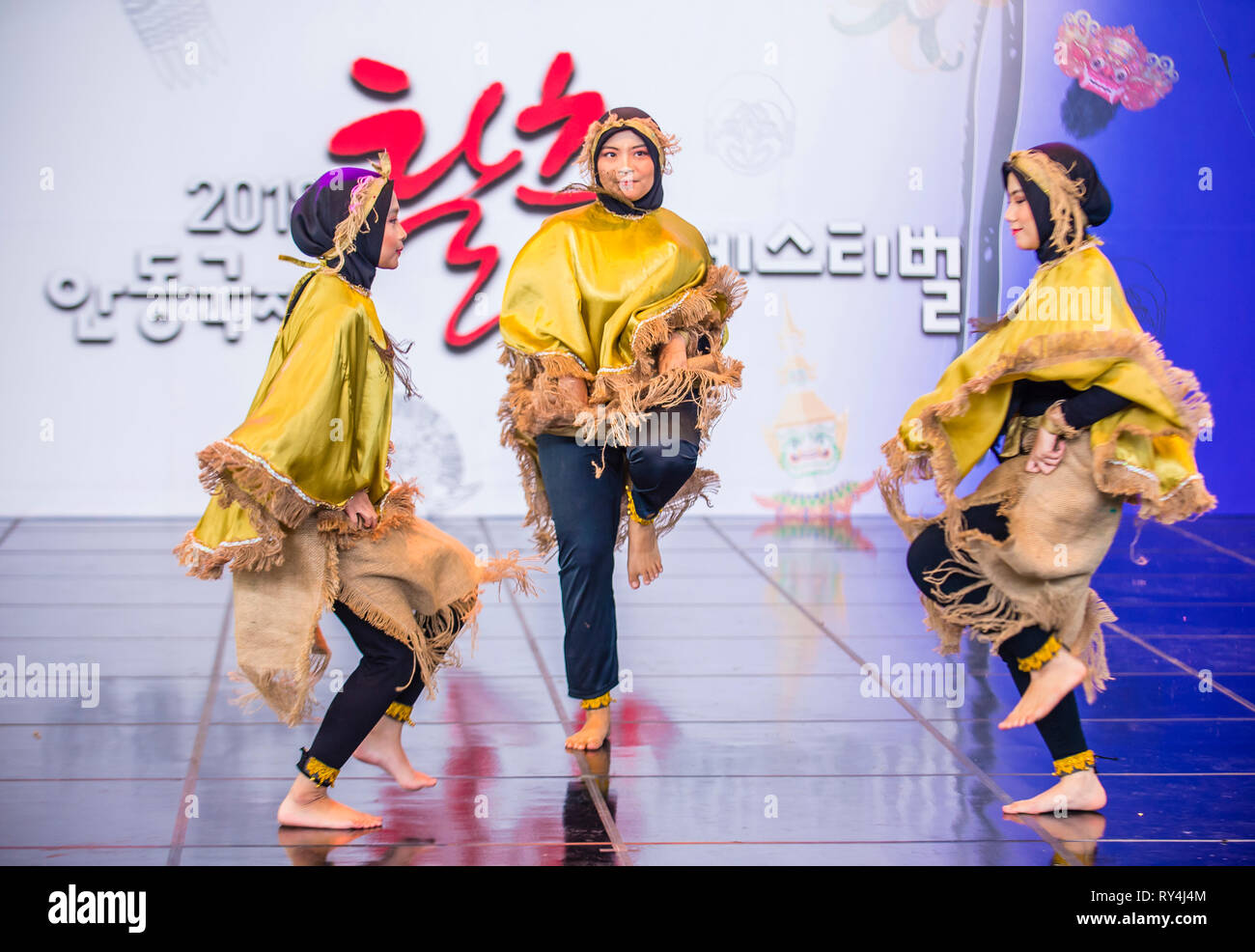 Indonesian dancers from Sma Nasima Semaran dance groupe perform at the ...