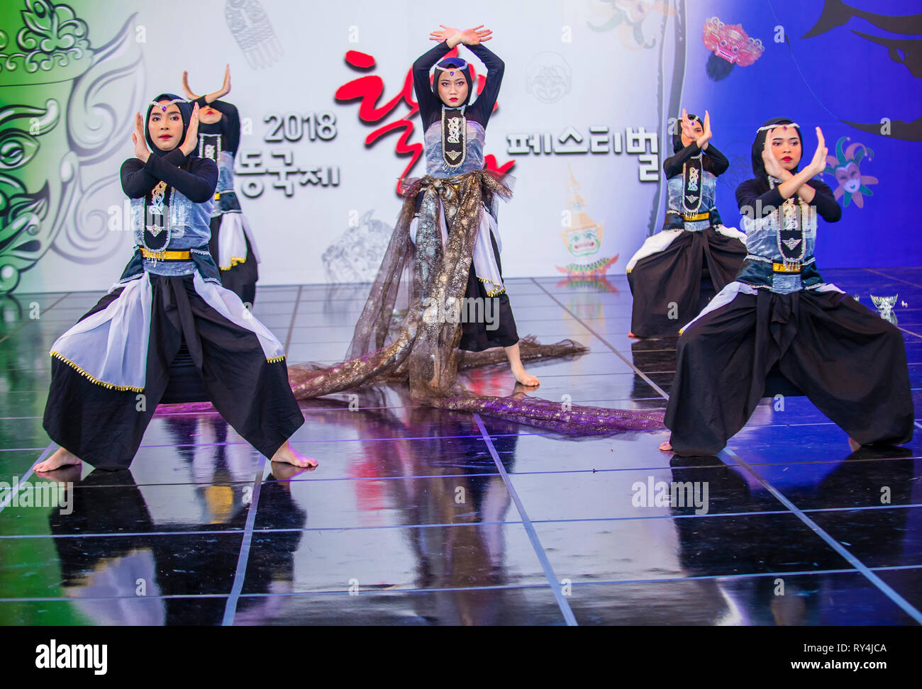 Indonesian dancers from Sma Nasima Semaran dance groupe perform at the ...