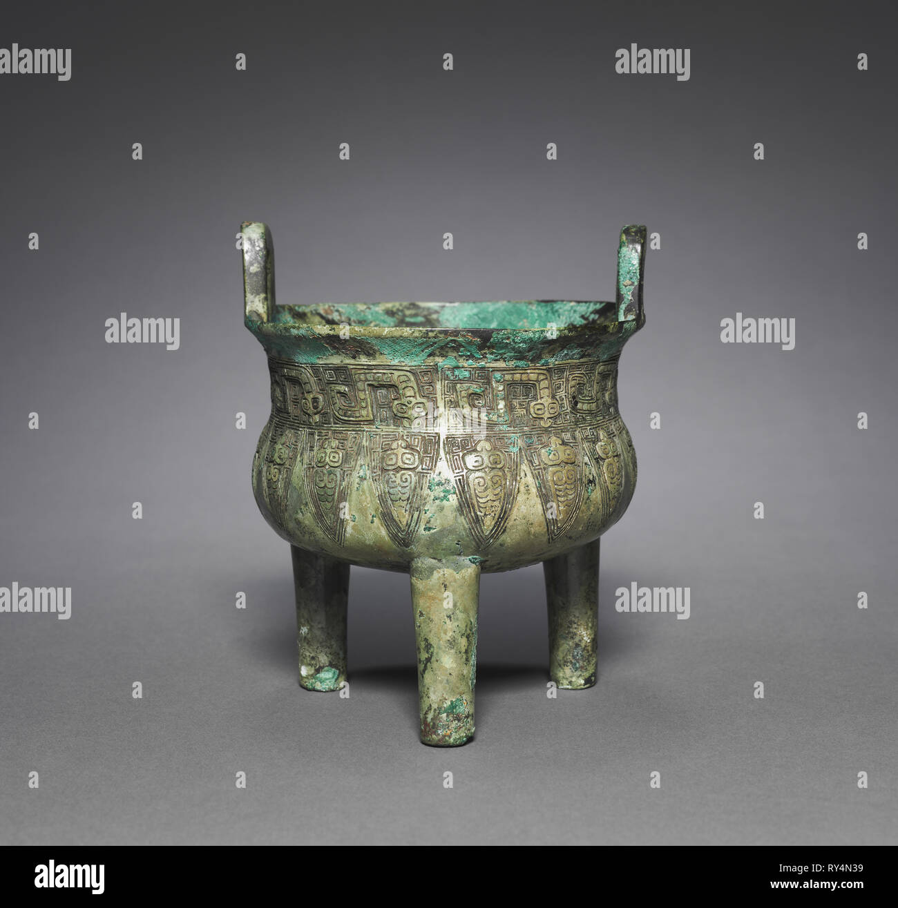 Shang bronze cauldron hi-res stock photography and images - Alamy