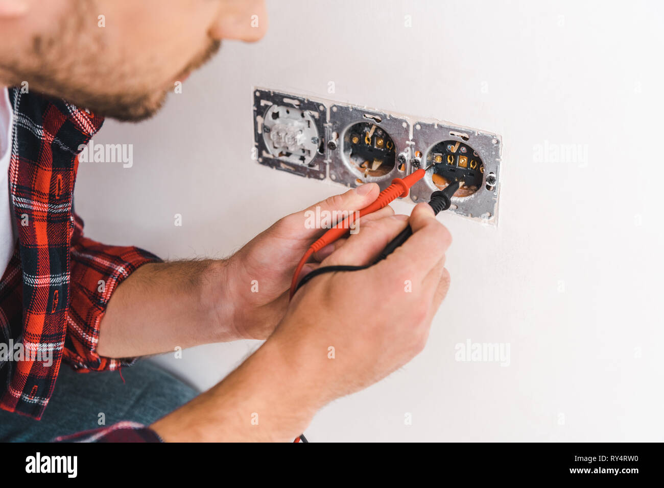 Holding cables hi-res stock photography and images - Alamy