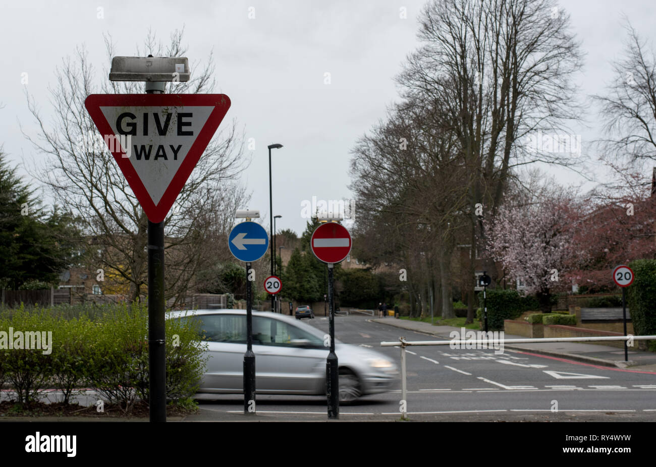 Give way sign in england hi-res stock photography and images - Alamy
