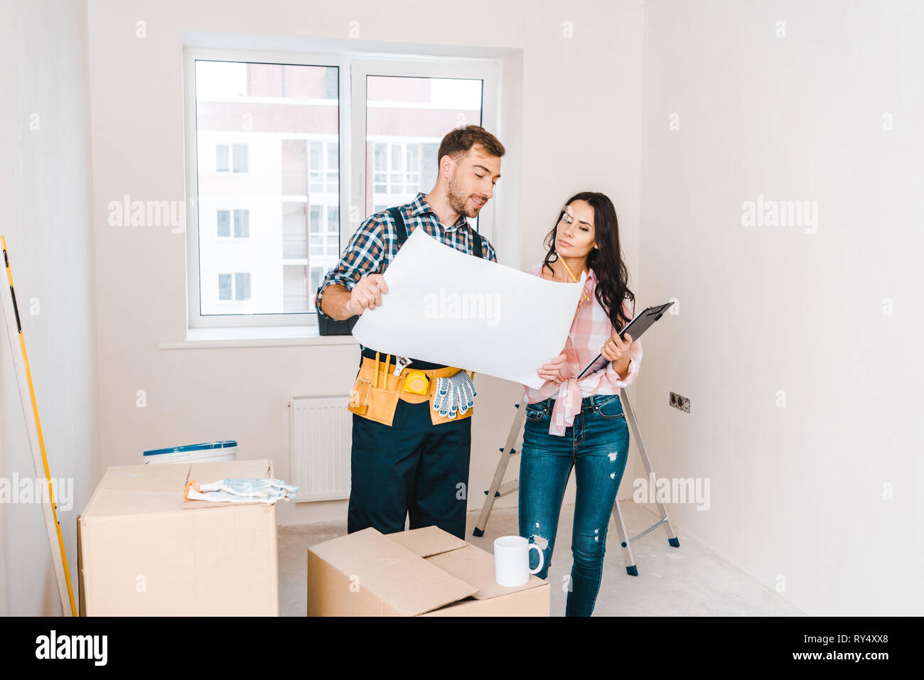 Handyman and client hi-res stock photography and images - Alamy