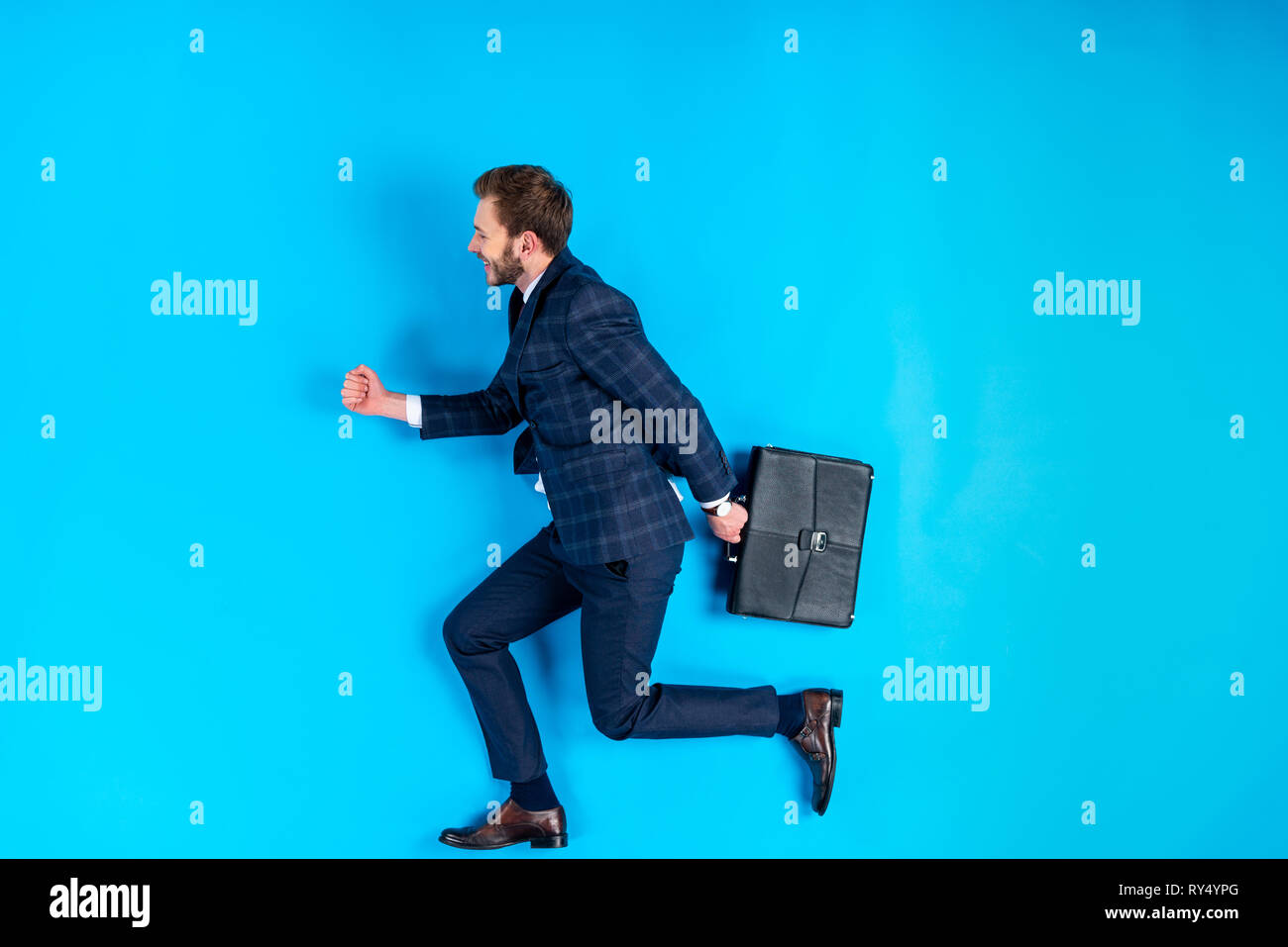 Man in suit briefcase running hi-res stock photography and images - Alamy