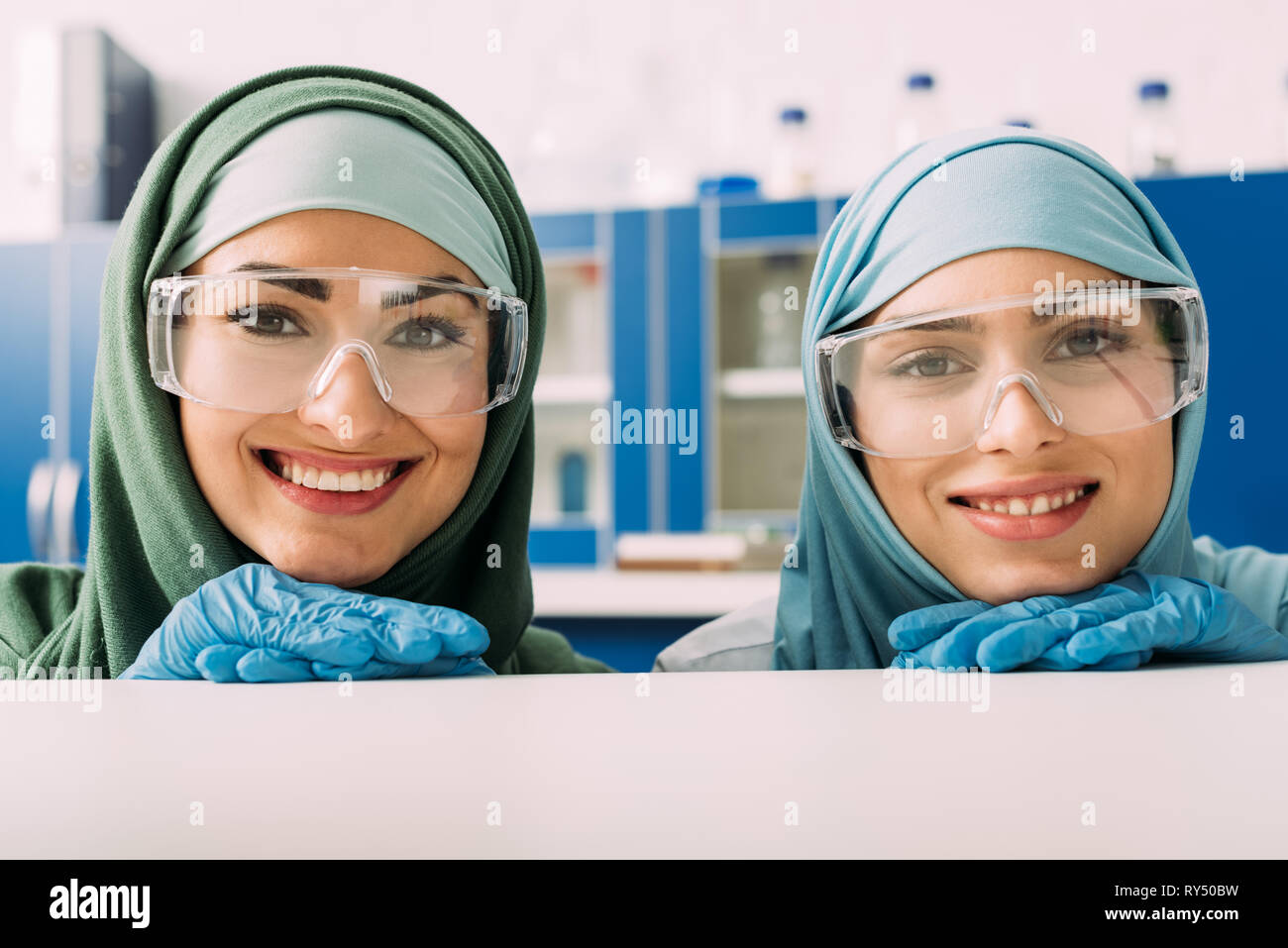 Women science arabic hi-res stock photography and images - Alamy