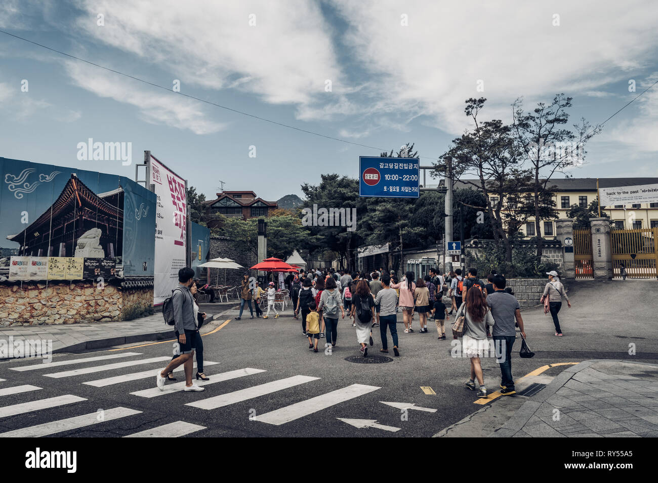 Crowd walk korea hi-res stock photography and images - Alamy