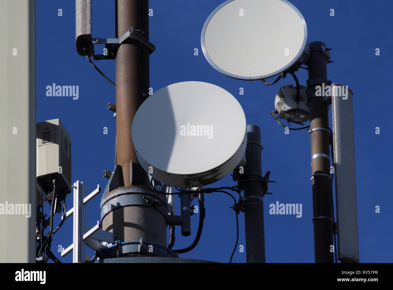 5g radio waves hi-res stock photography and images - Alamy