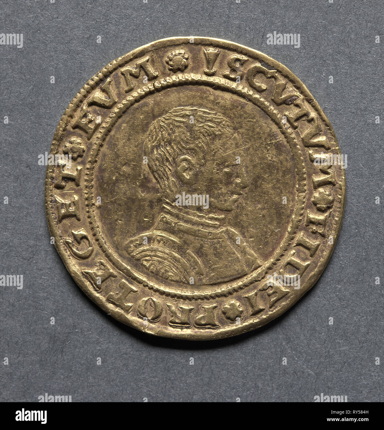 Gold half sovereign hi-res stock photography and images - Alamy