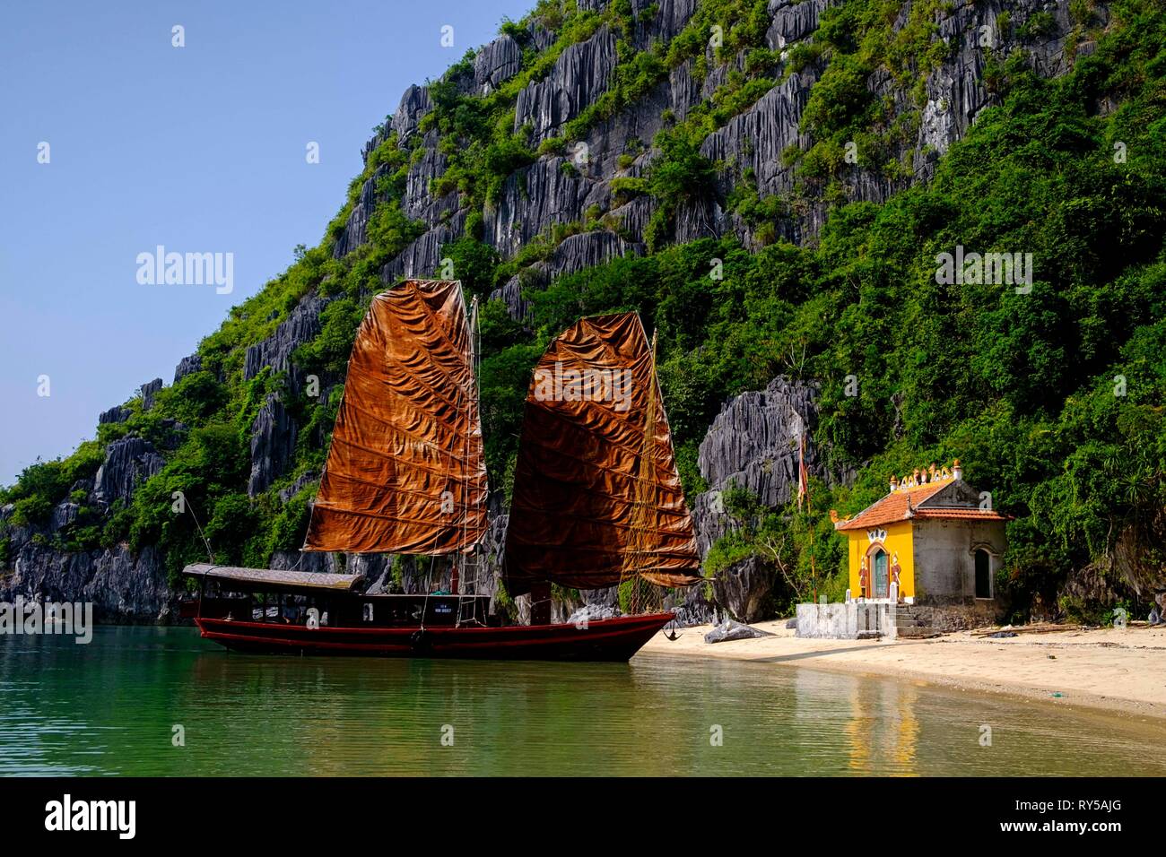 Temple halong bay vietnam unesco hi-res stock photography and images ...