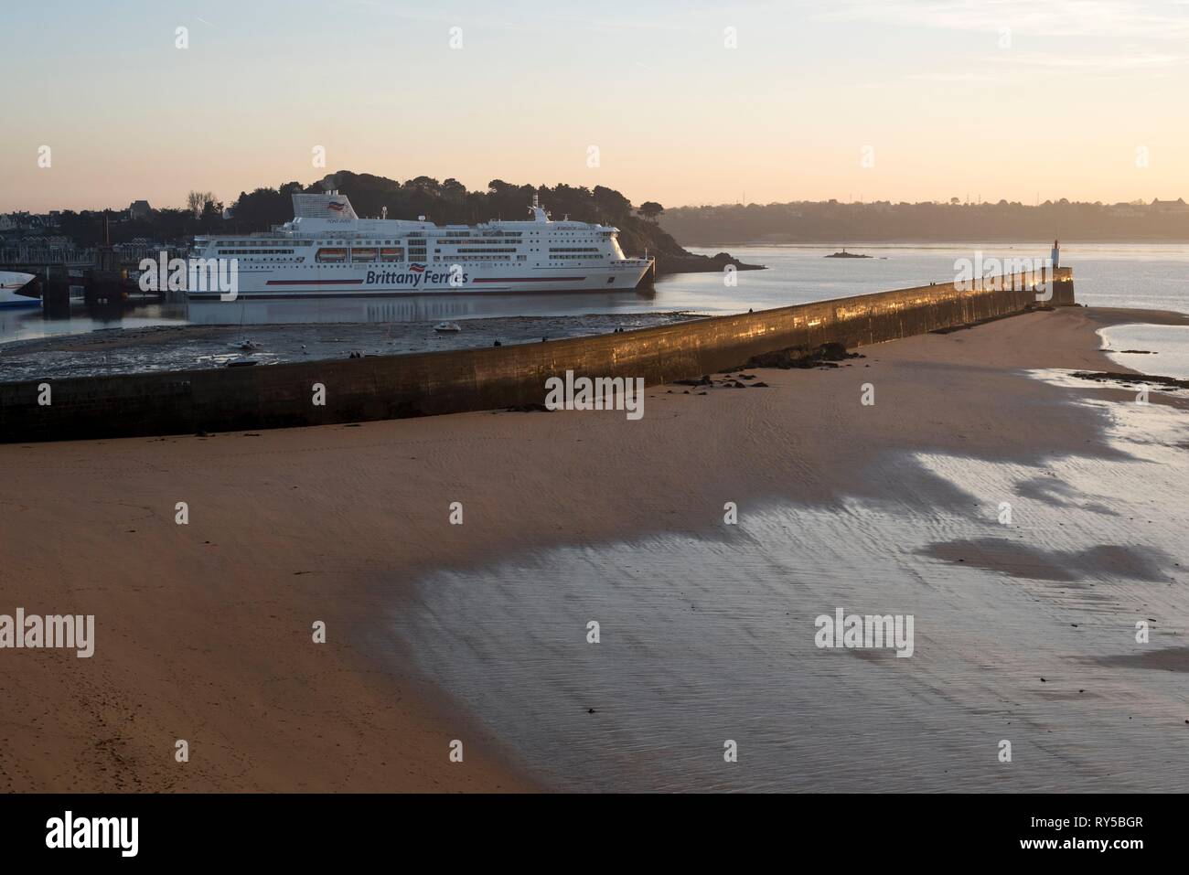 France, Ille et Vilaine, Saint Malo, beach, lighthouse and Mole des ...