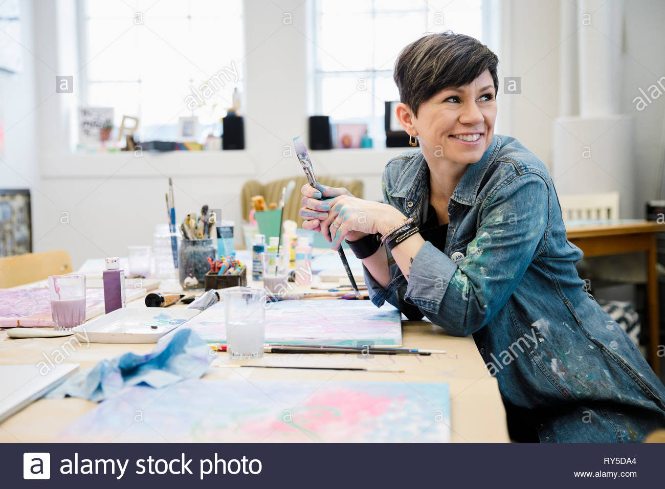 Artist painting studio hi-res stock photography and images - Alamy