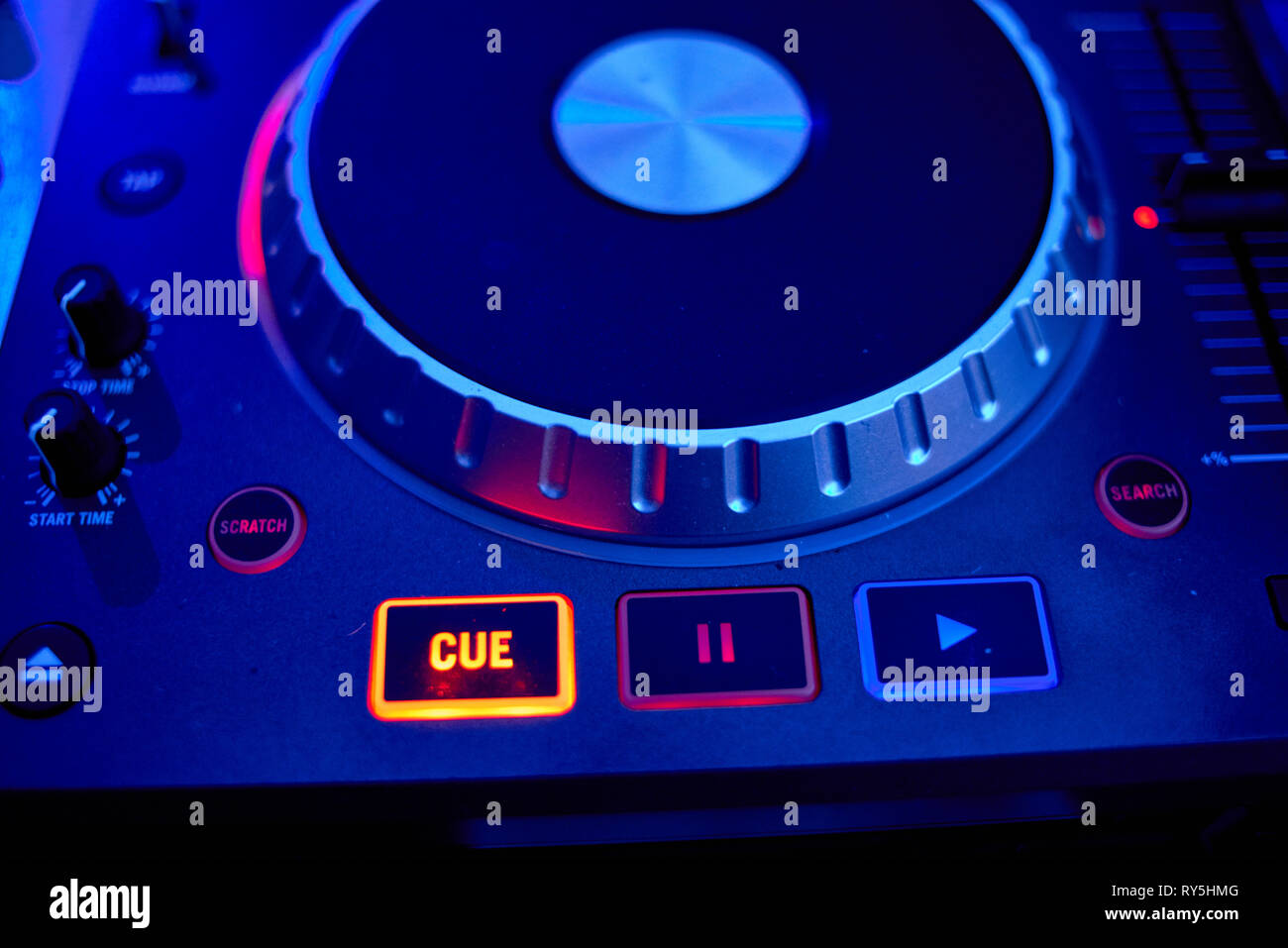 disc jokey dj audio mix pult Stock Photo - Alamy