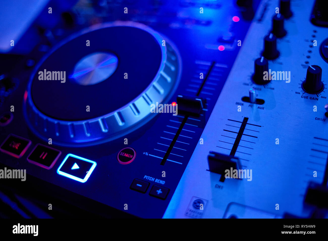 disc jokey dj audio mix pult Stock Photo - Alamy
