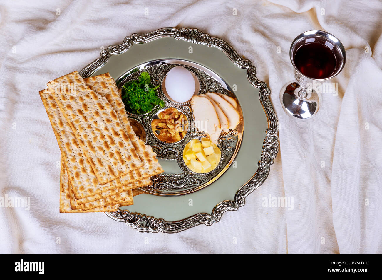 Passover seder table hi-res stock photography and images - Alamy