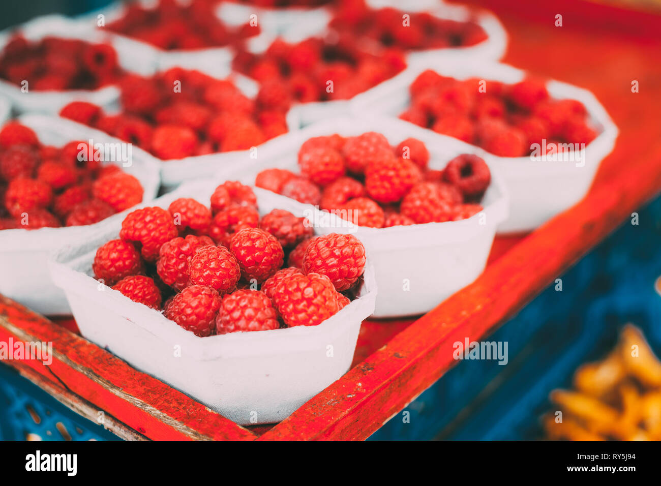 Trays fresh juicy raspberries hi-res stock photography and images - Alamy