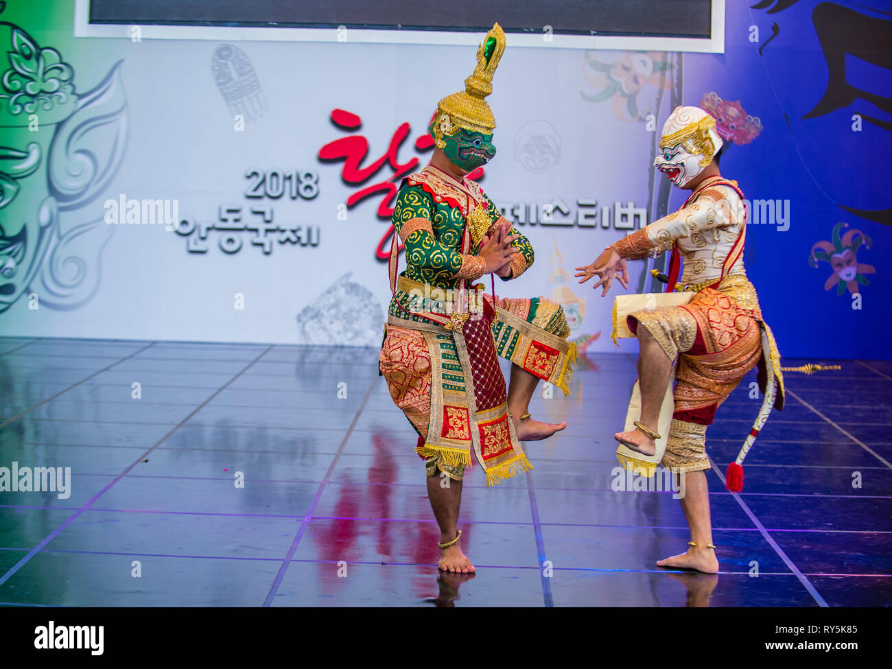 Thai dancers performing the traditinal Thai Khon dance at the Mask ...