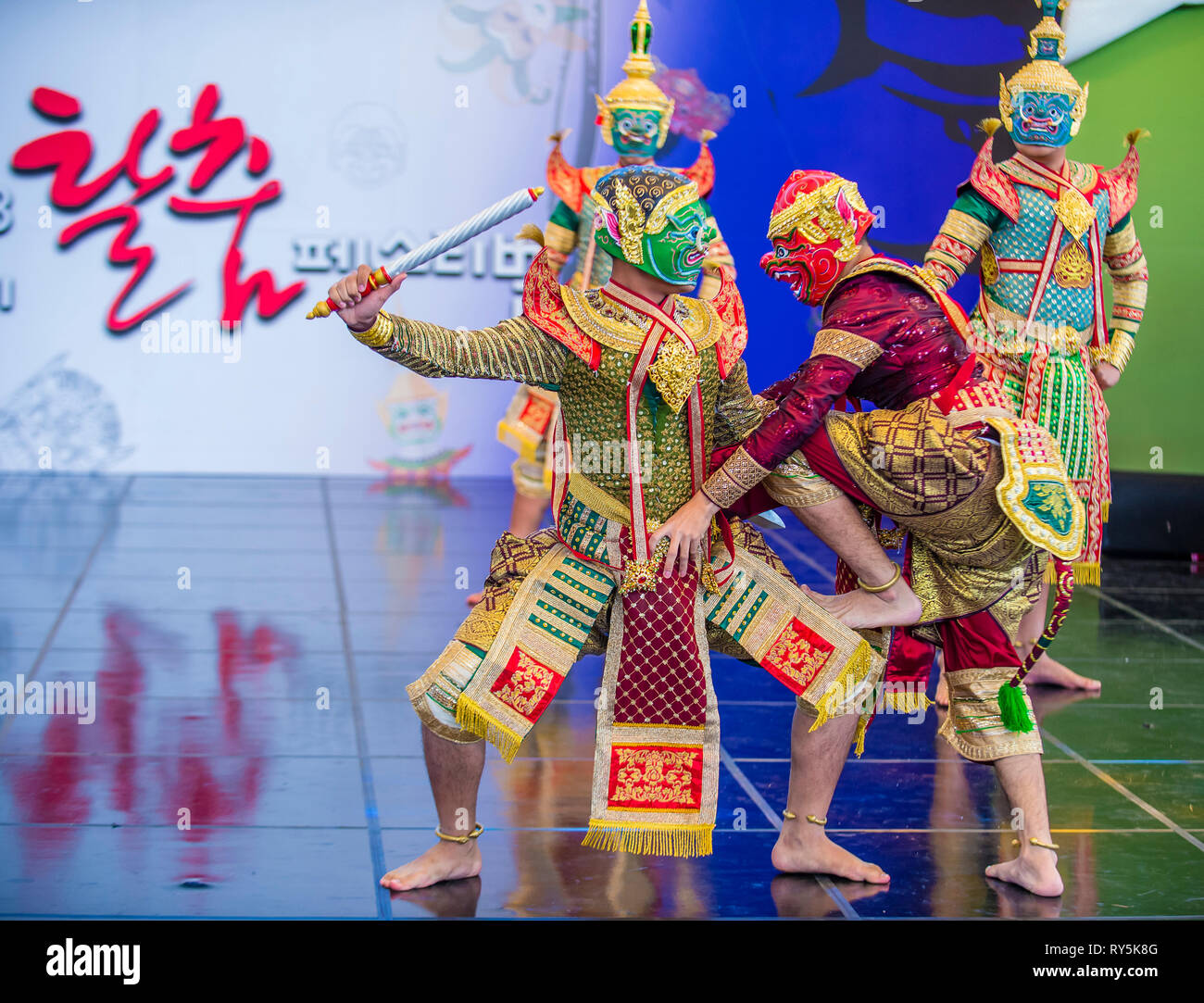 Thai dancers performing the traditinal Thai Khon dance at the Mask ...