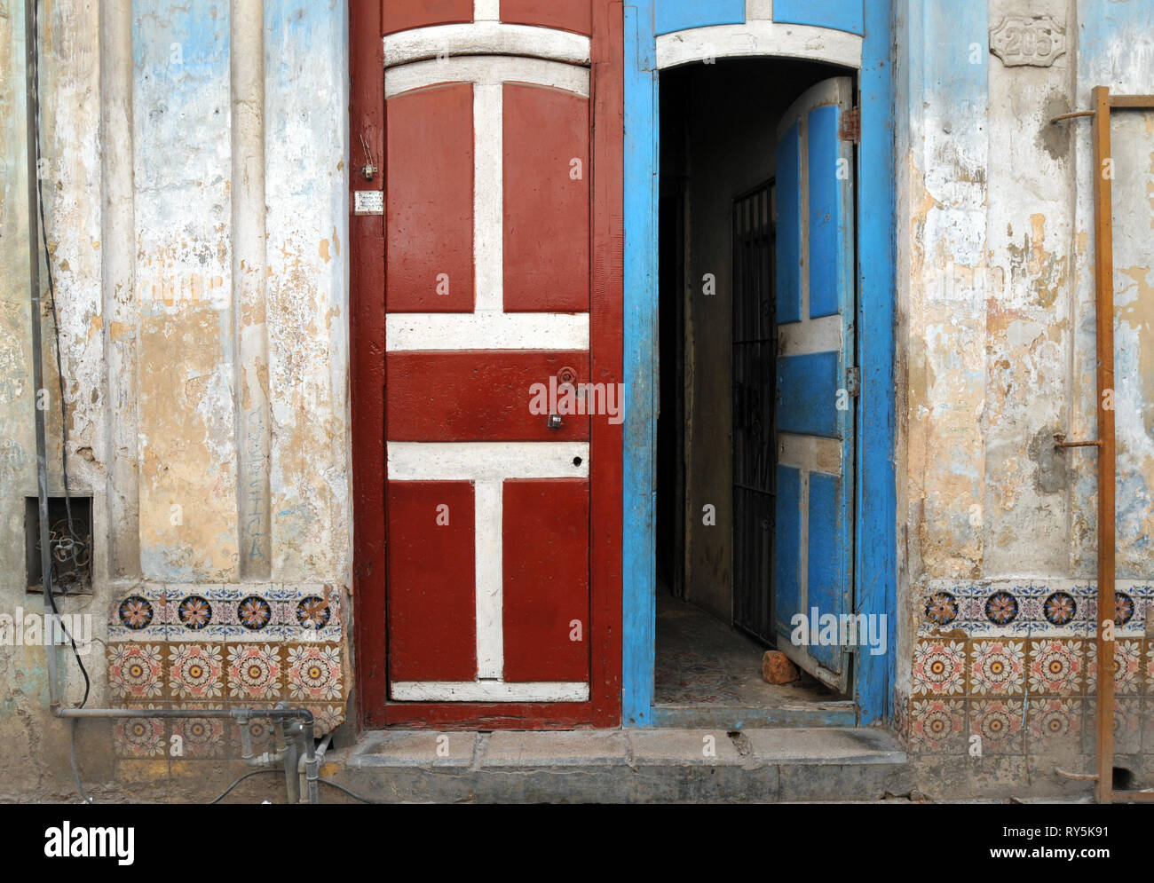 Havana doors hi-res stock photography and images - Alamy