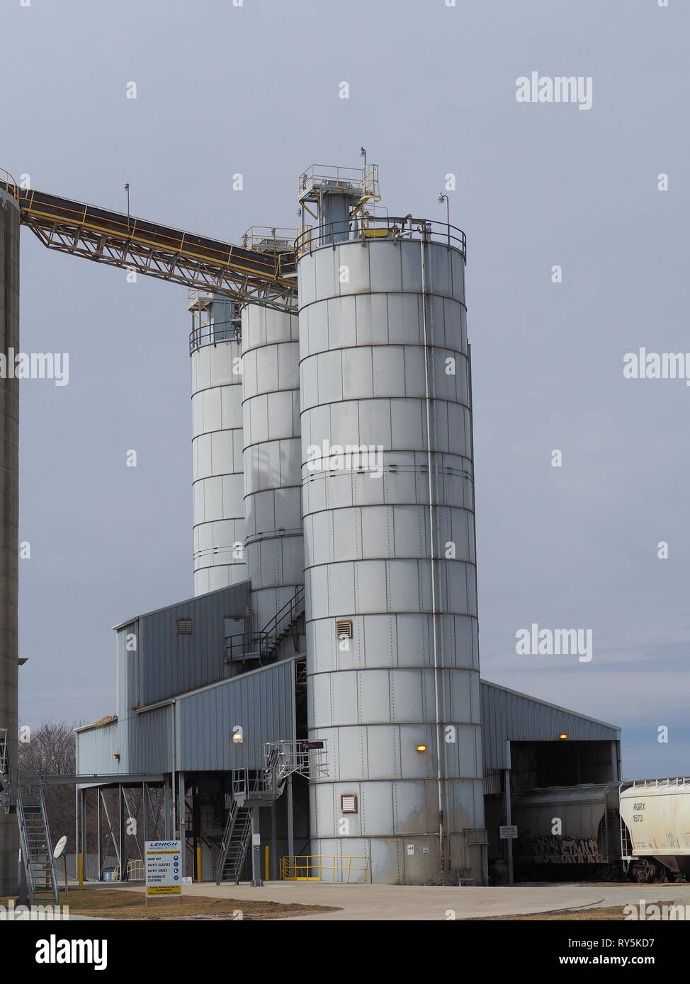 Elevator silos hi-res stock photography and images - Alamy