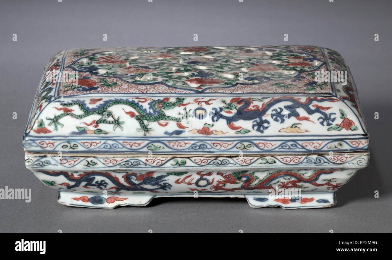 Porcelain with wucai hi-res stock photography and images - Alamy