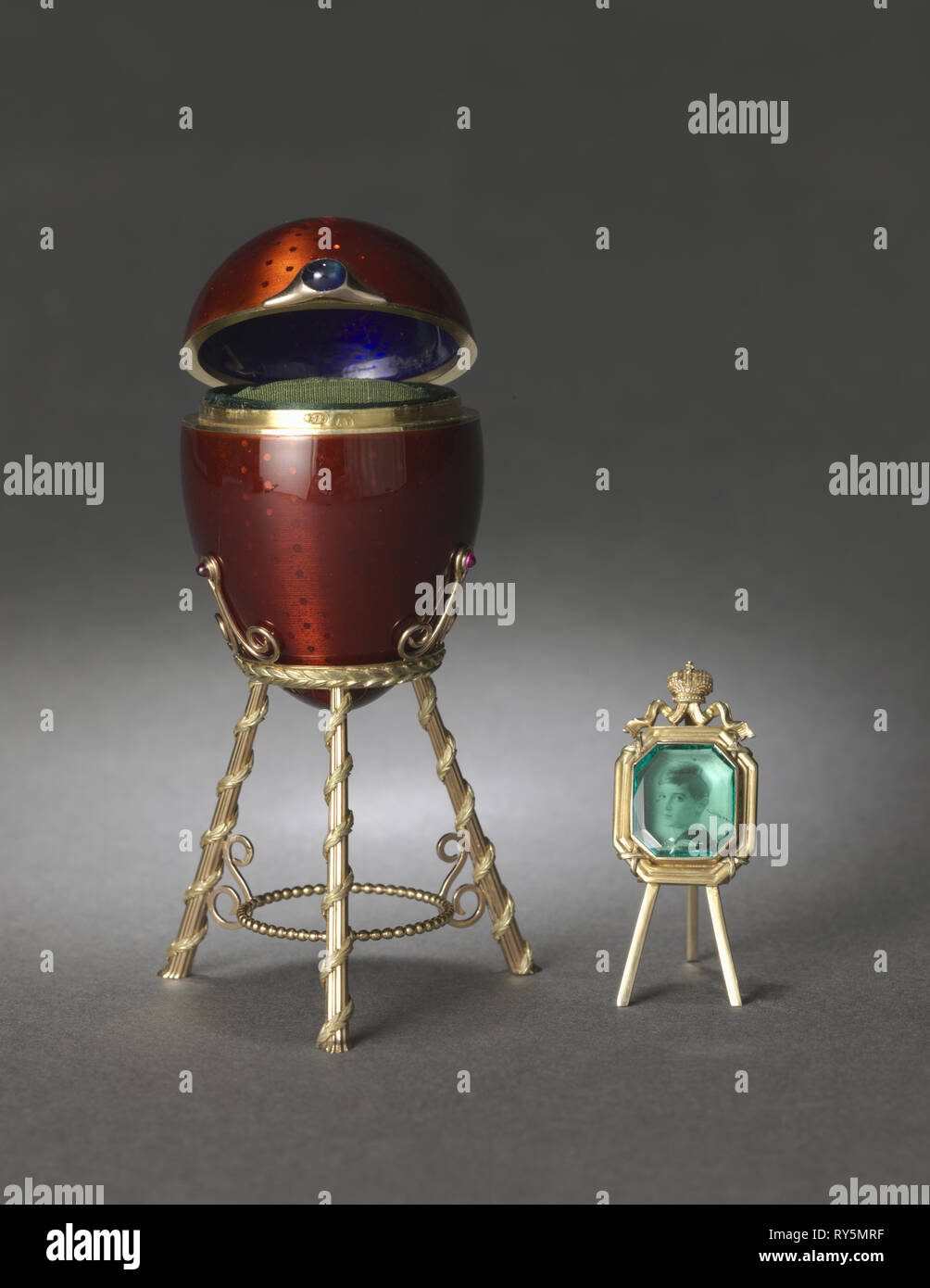 Gold easel and stand hi-res stock photography and images - Alamy