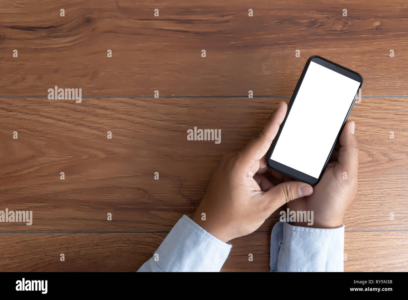 Man hand holding the black smartphone screen mockup Stock Photo - Alamy