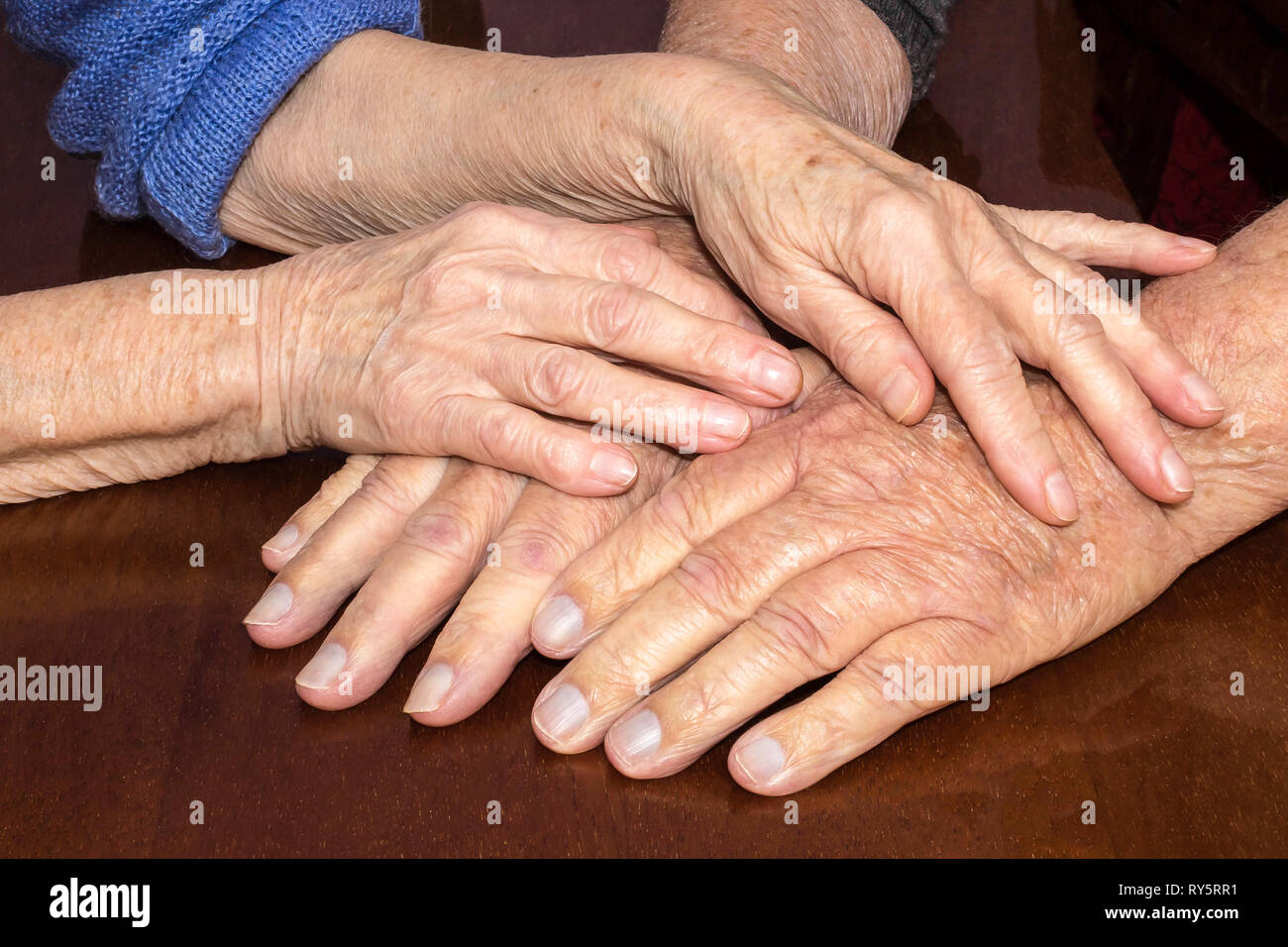 Old people holding hands. Closeup Stock Photo - Alamy