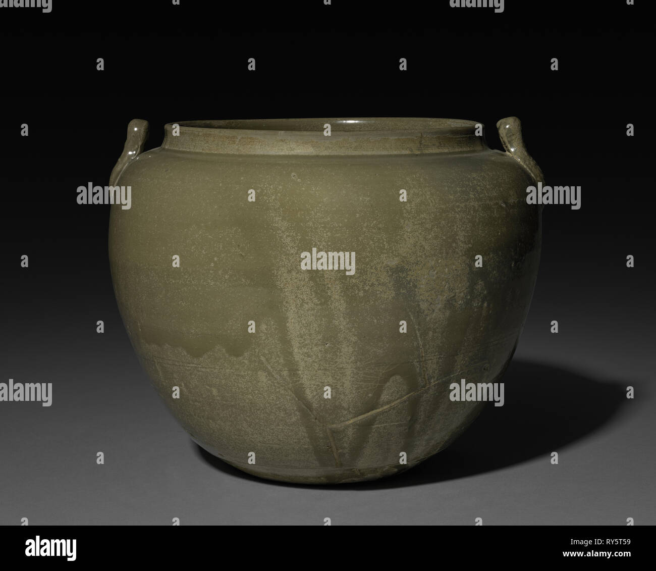 Gray stoneware with iron glaze hi-res stock photography and images - Alamy