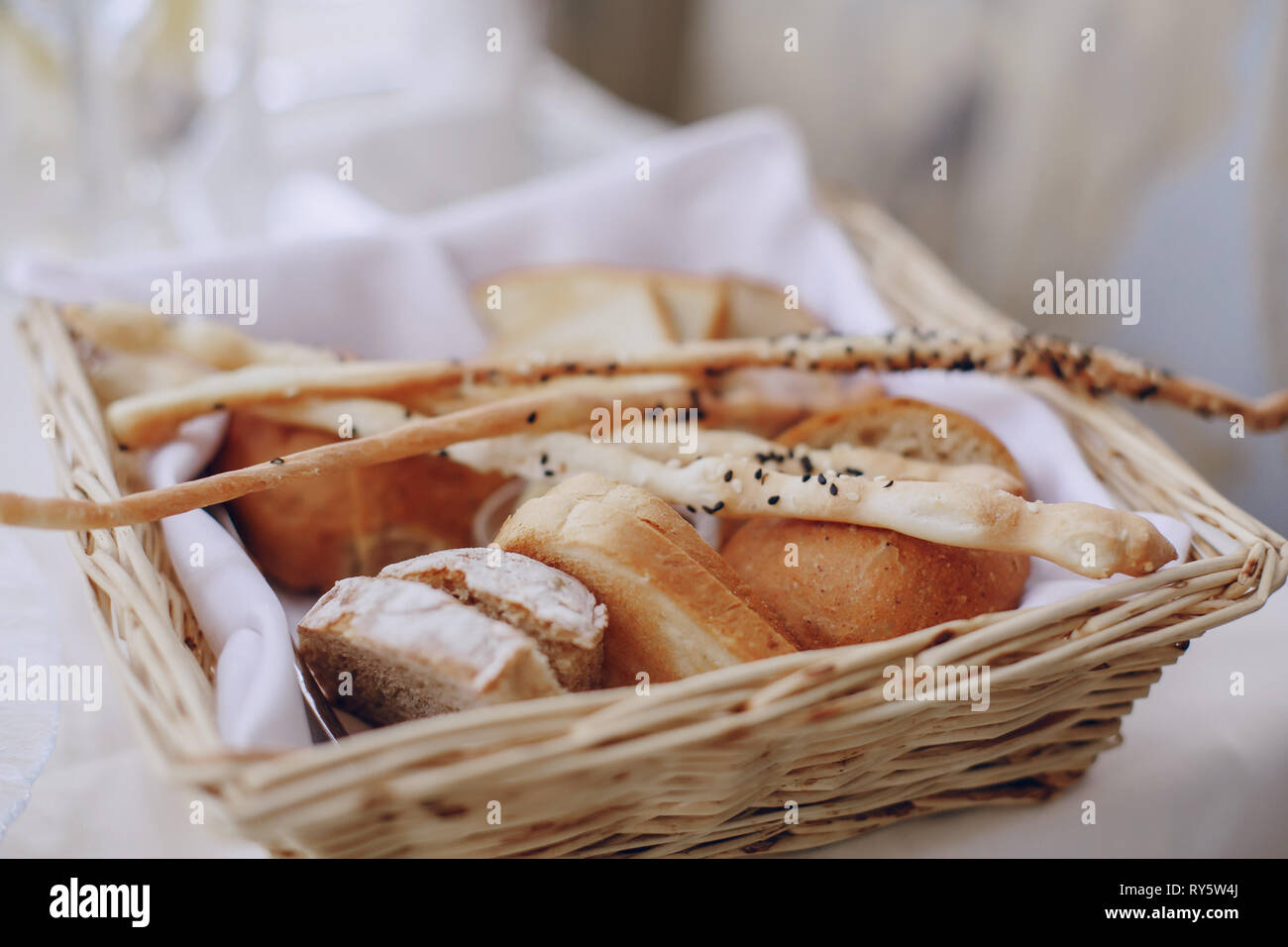 Basket of bread restaurant table hi-res stock photography and images ...