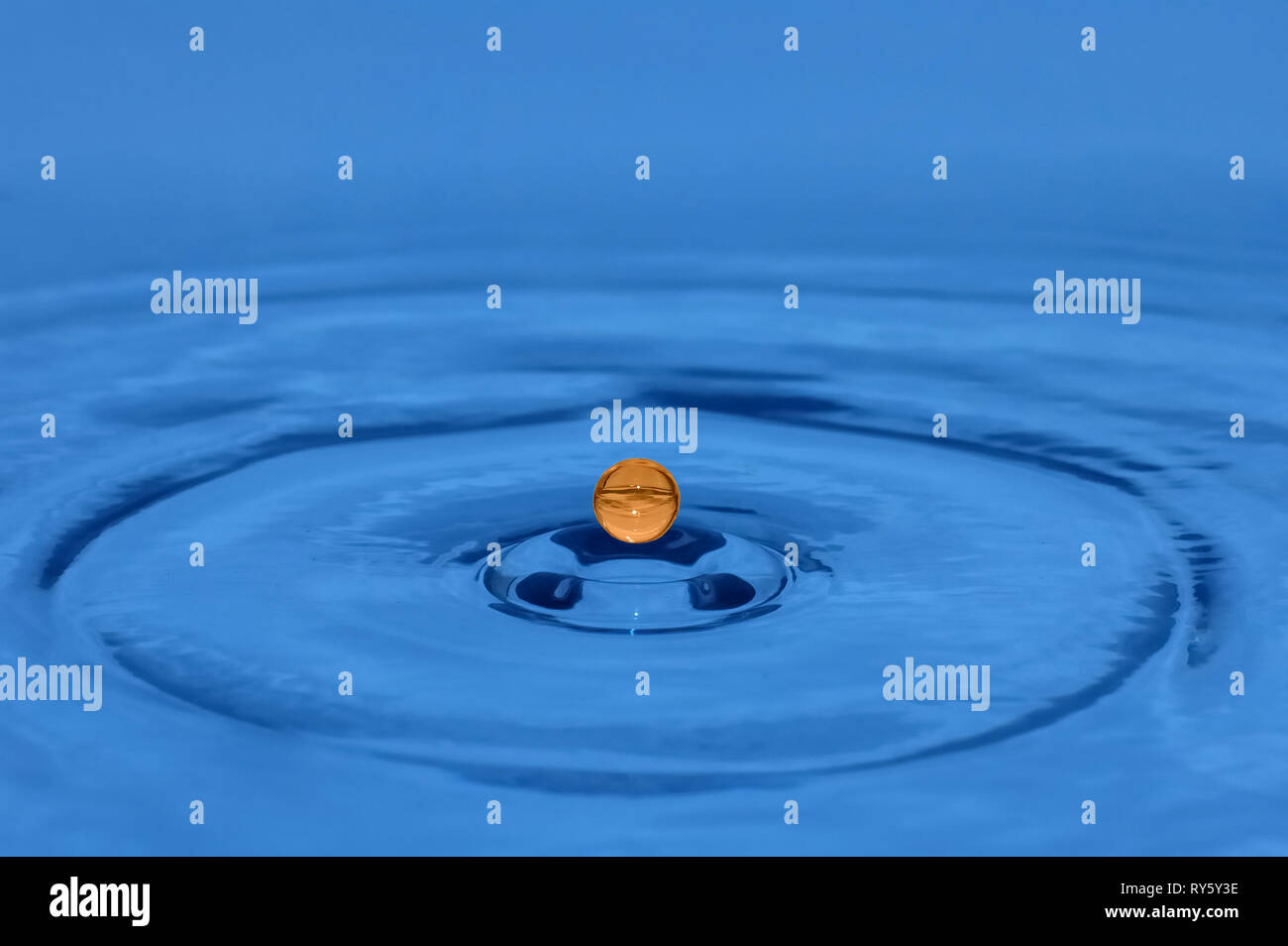 Raindrop falling on surface of water Stock Photo - Alamy