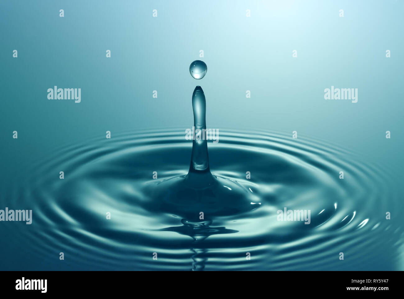 Closeup on water splash. Falling drop of water Stock Photo - Alamy
